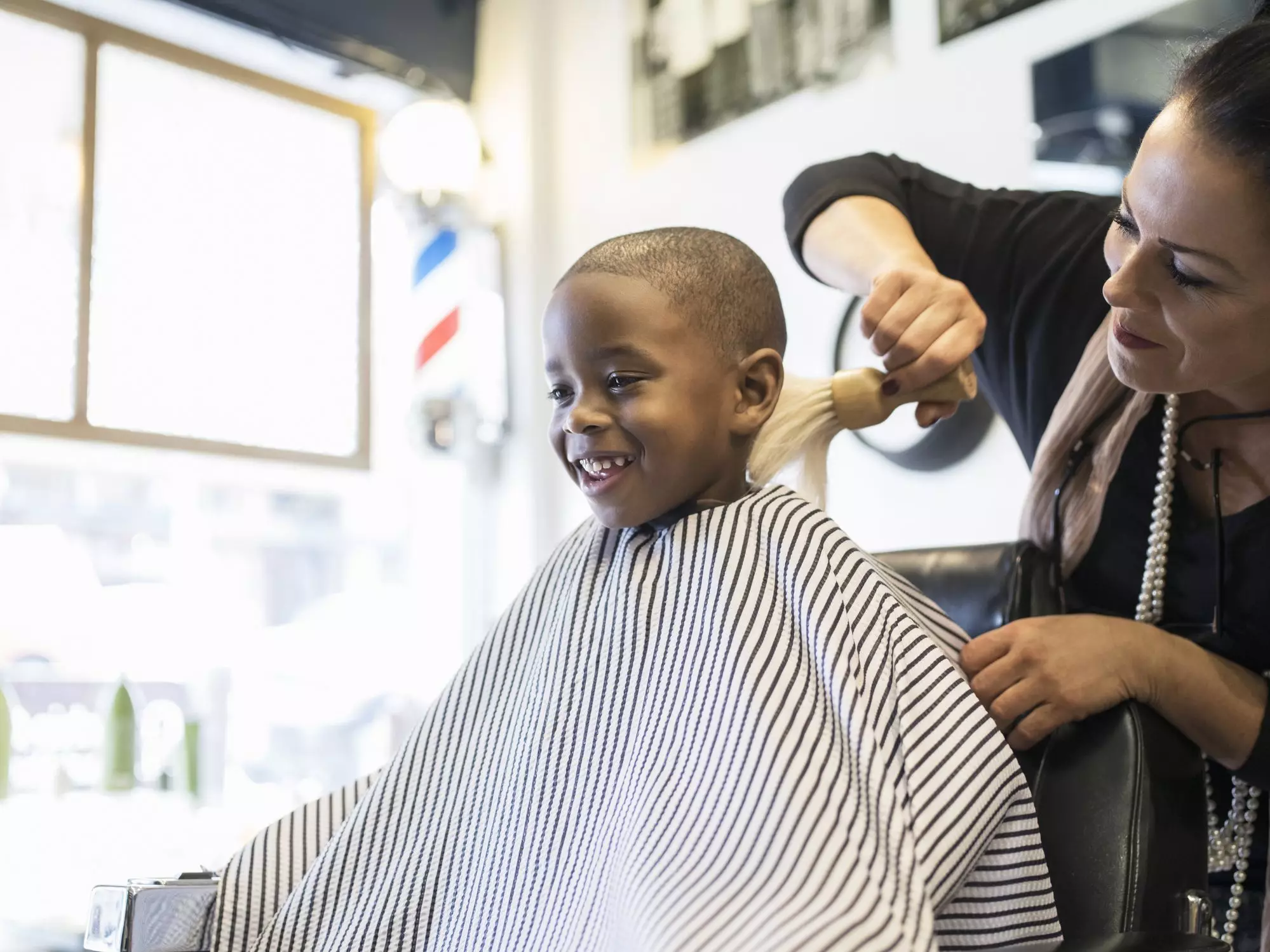 batang lalaki sa barber shop nga nagpahiyom