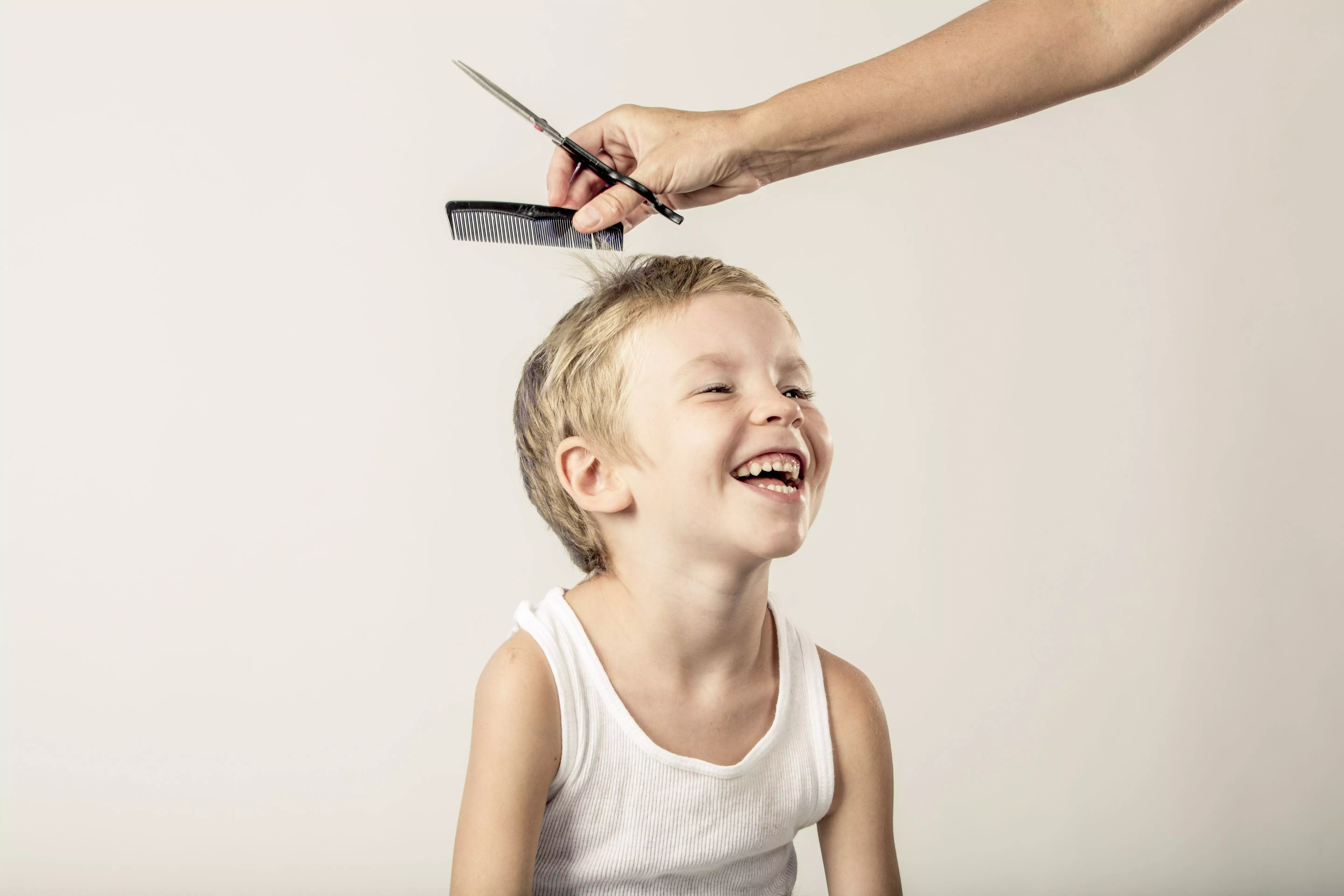 bata nga nagpaputol sa buhok nga nagkatawa