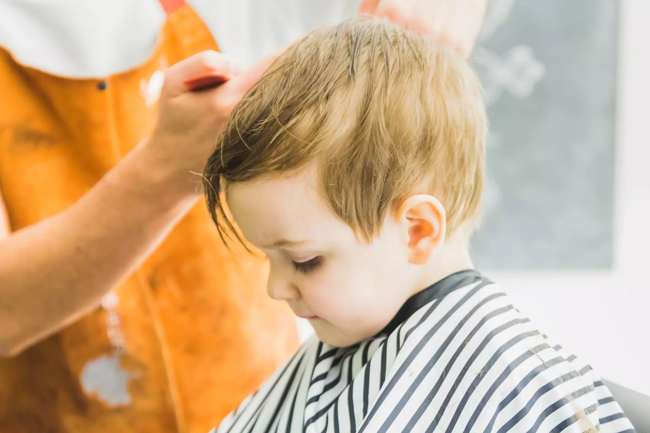 blonde nga batang lalaki nga moderno nga pagputol sa buhok