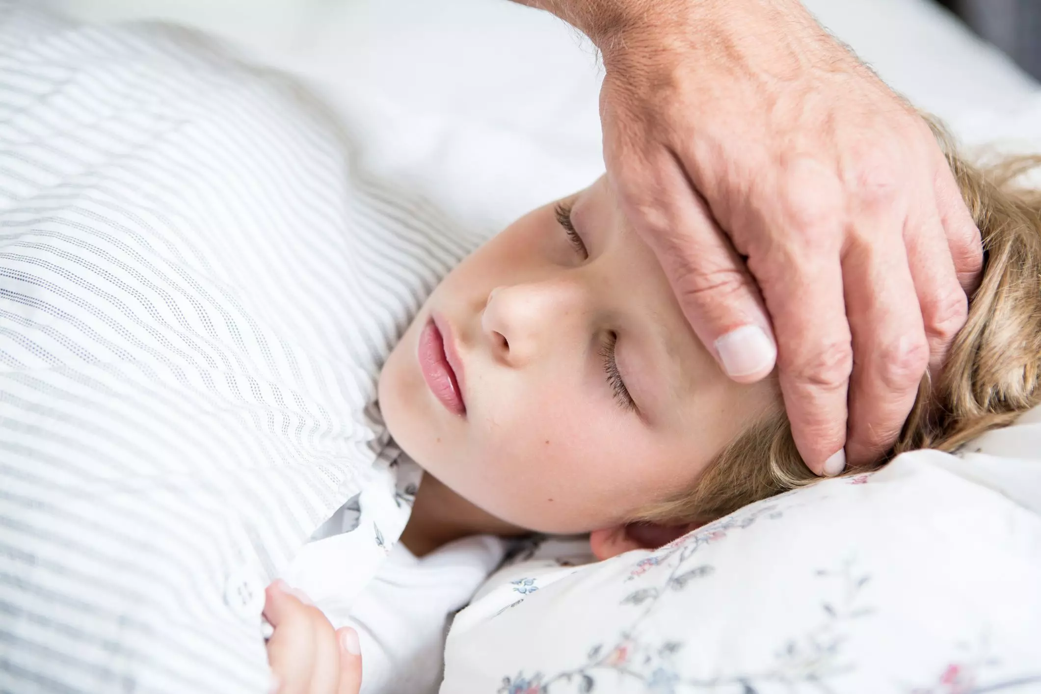 ベッドで少し熱がある子供