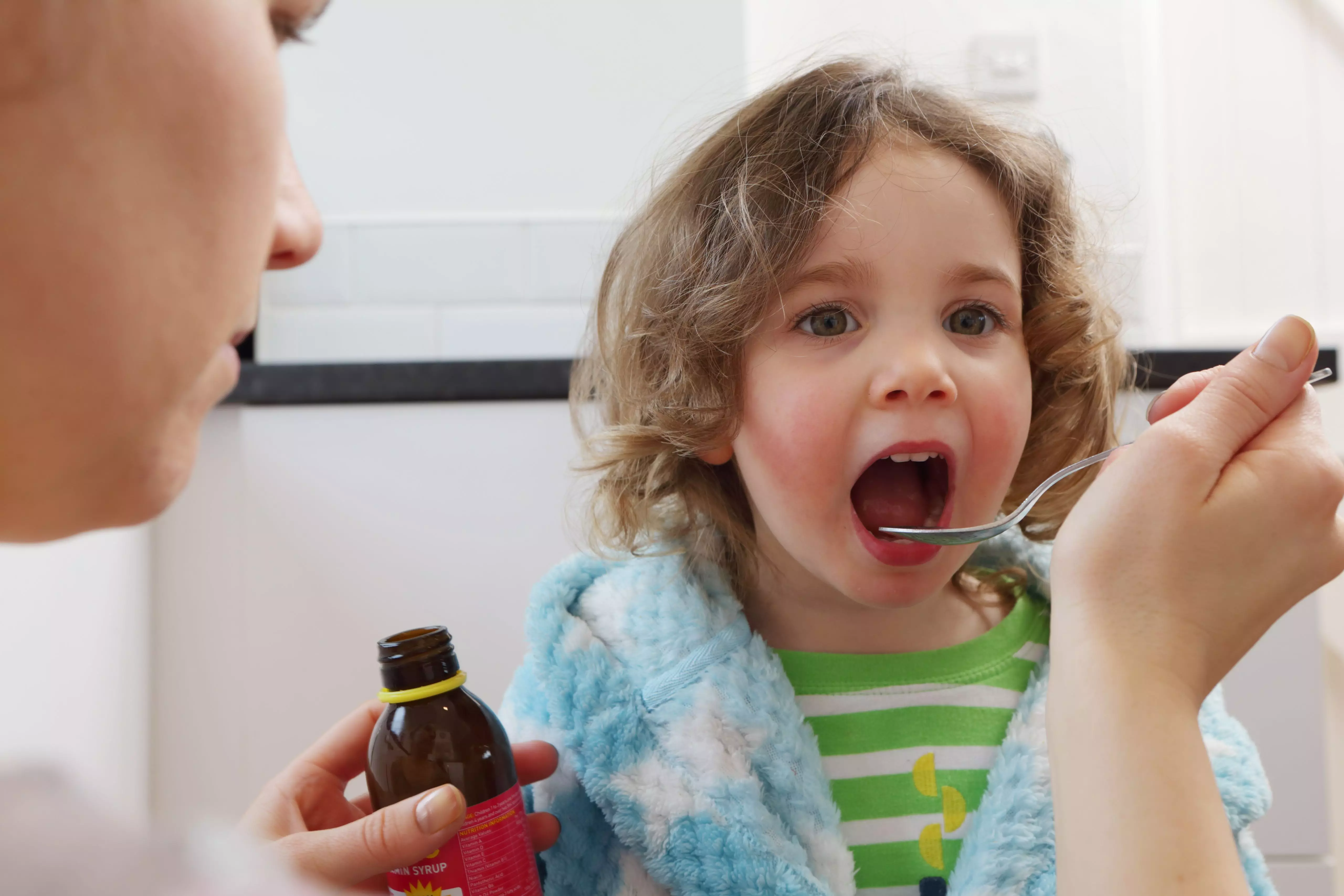 nena prenent un medicament contra el refredat