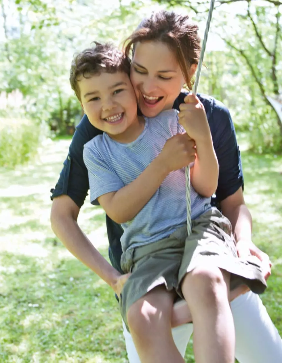 Blij, Zoogdier, Mensen in de natuur, Zomer, Vrije tijd, Zitten, Interactie, Baby- & peuterkleding, Vakantie, Liefde,