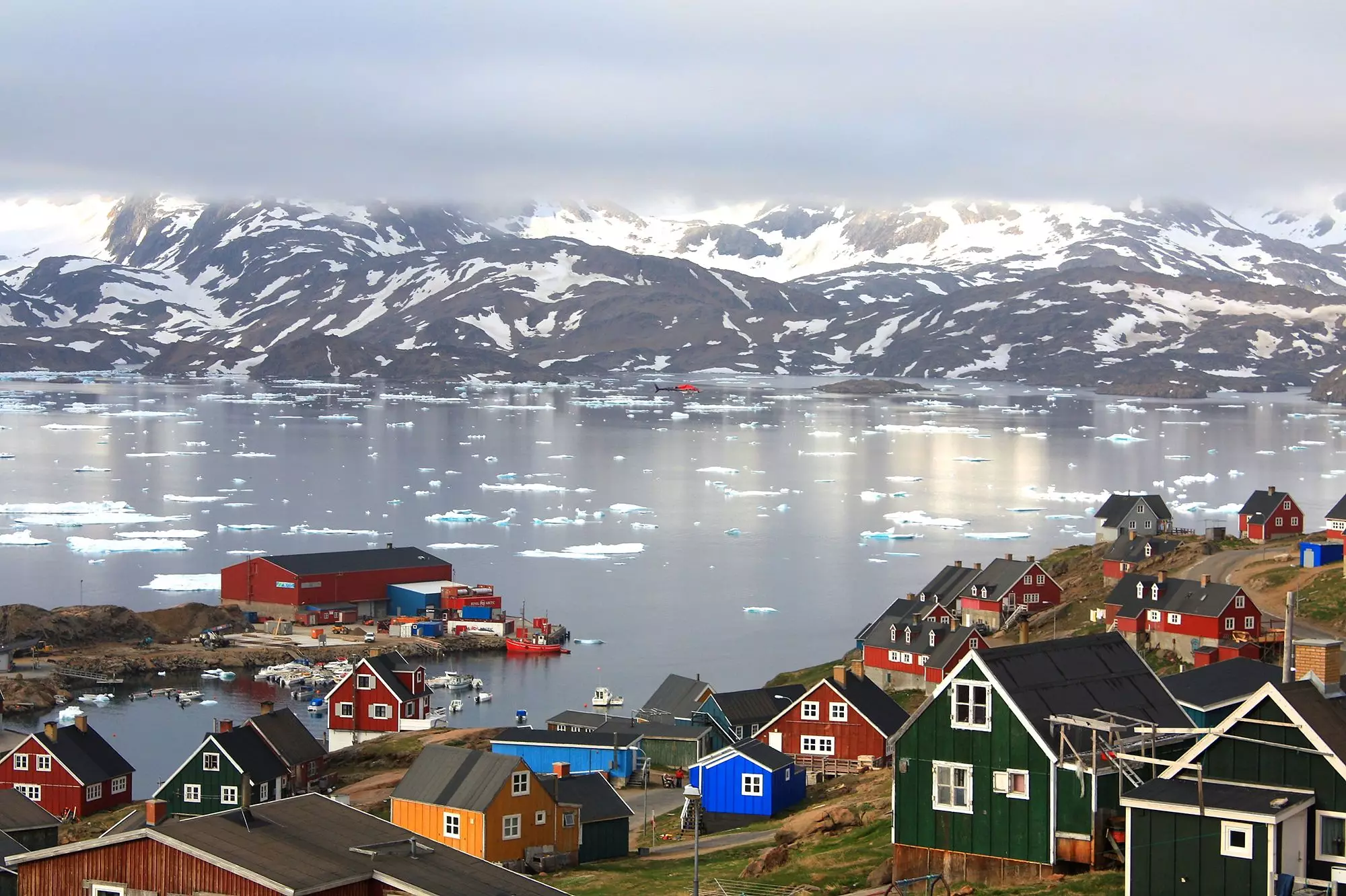 ukubuka okusemoyeni kwechweba kanye nedolobhana lase-tasiilaq greenland