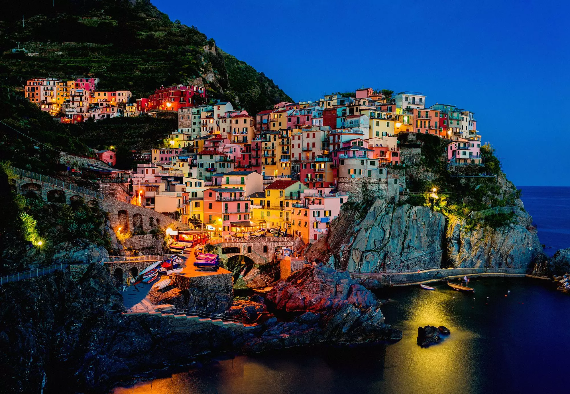 ទិដ្ឋភាពនៃ manarola នៅពេលយប់ប្រទេសអ៊ីតាលី