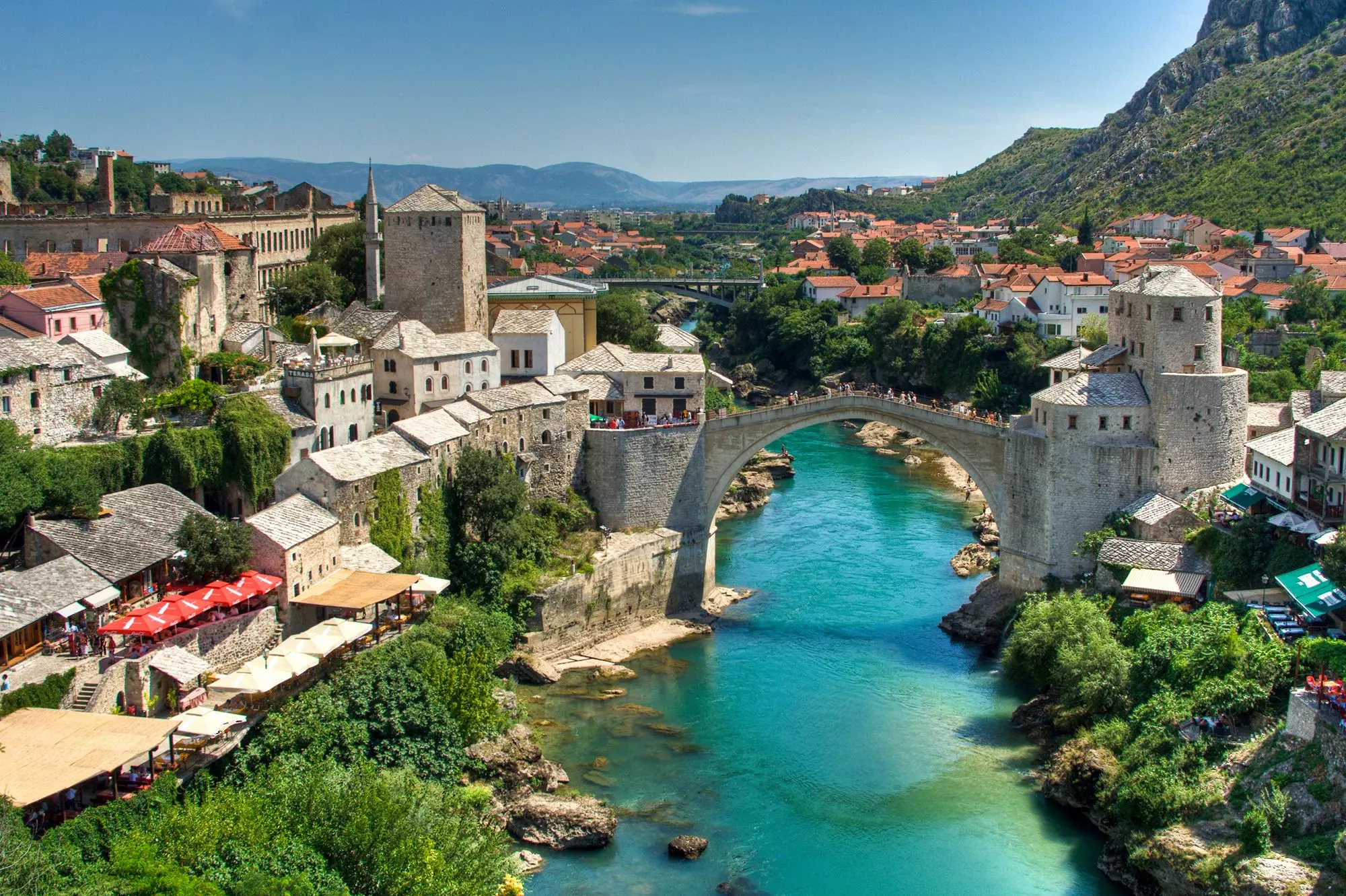 ទន្លេ neretva និងទីក្រុង Mostar ជាមួយនឹងស្ពានចាស់