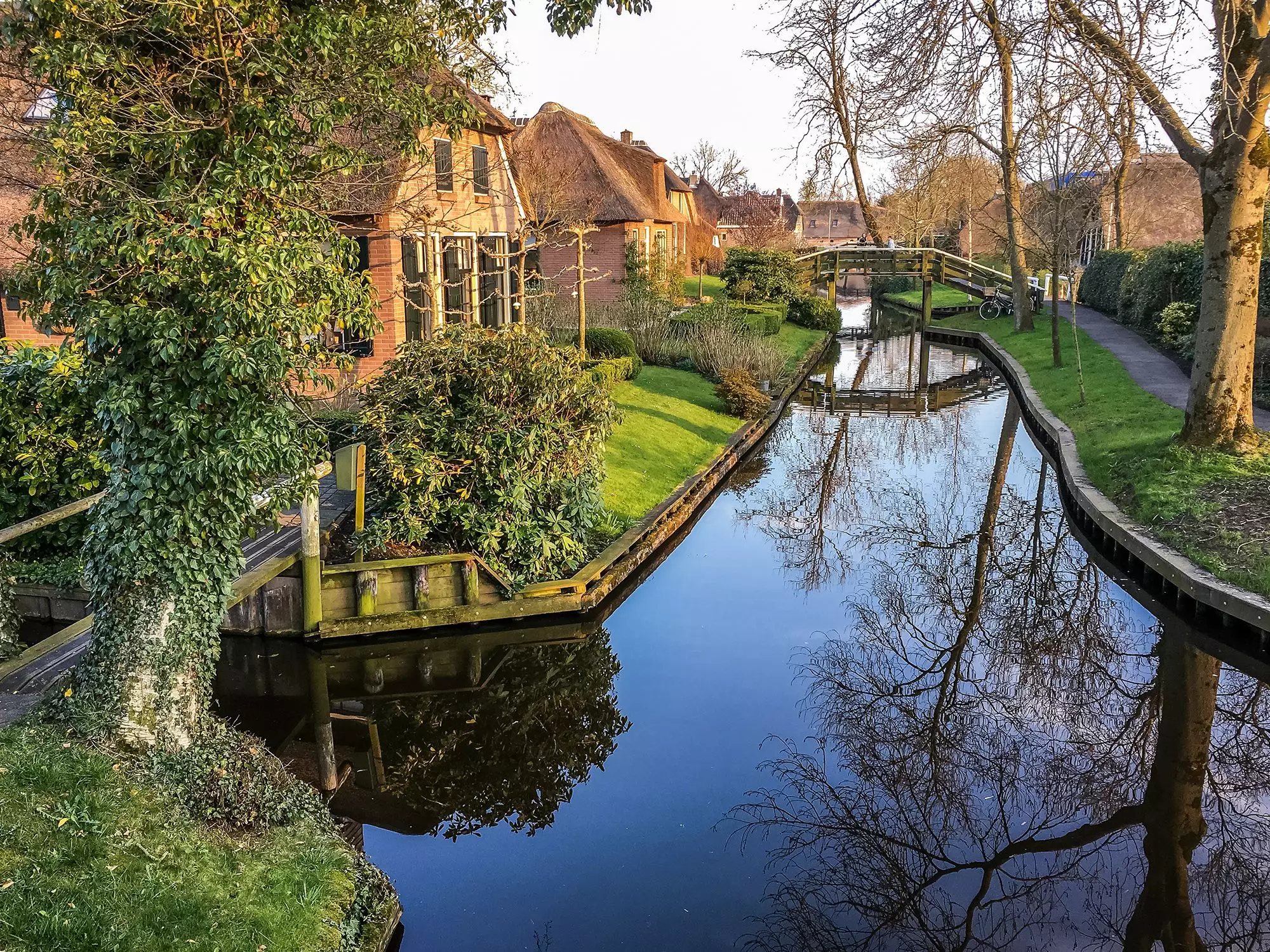 i-giethoorn canal netherlands