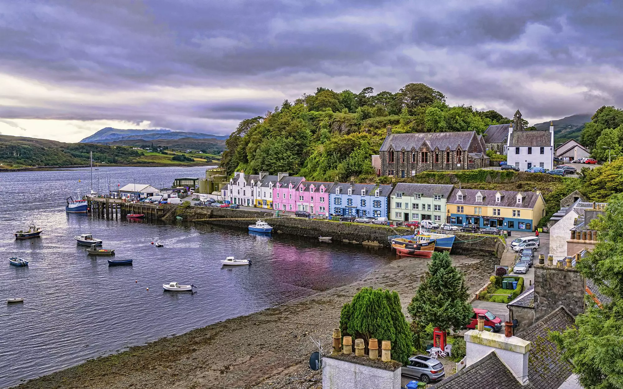 I-portree iyidolobha elikhulu kunawo wonke esiqhingini sase-Skye, e-scotland