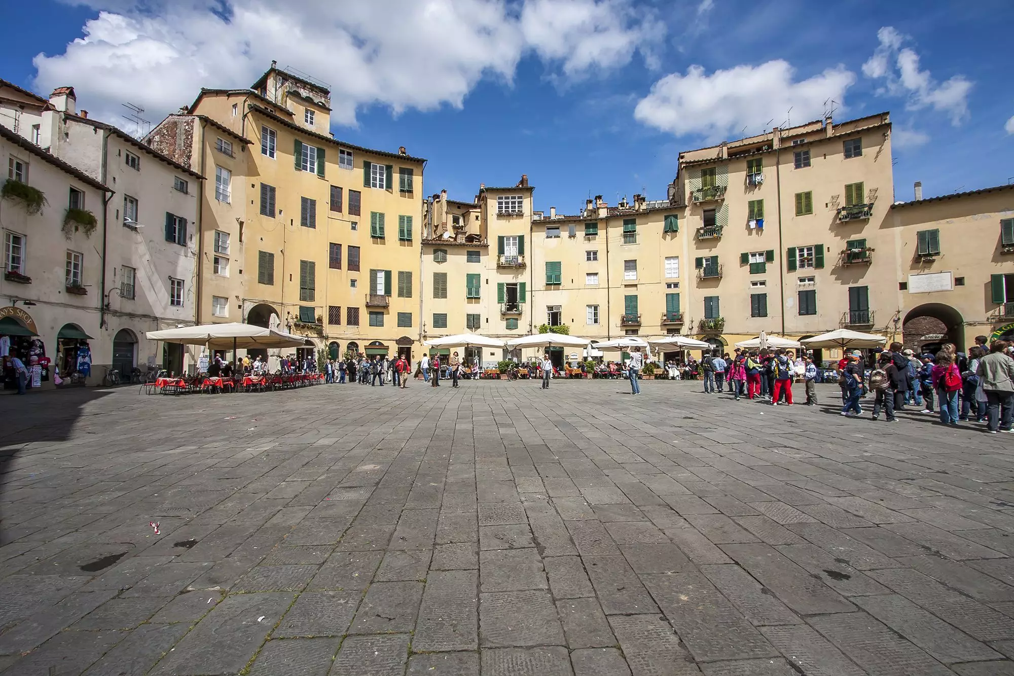 Piazza anfiteatro en Lucca, Toscana, Italia