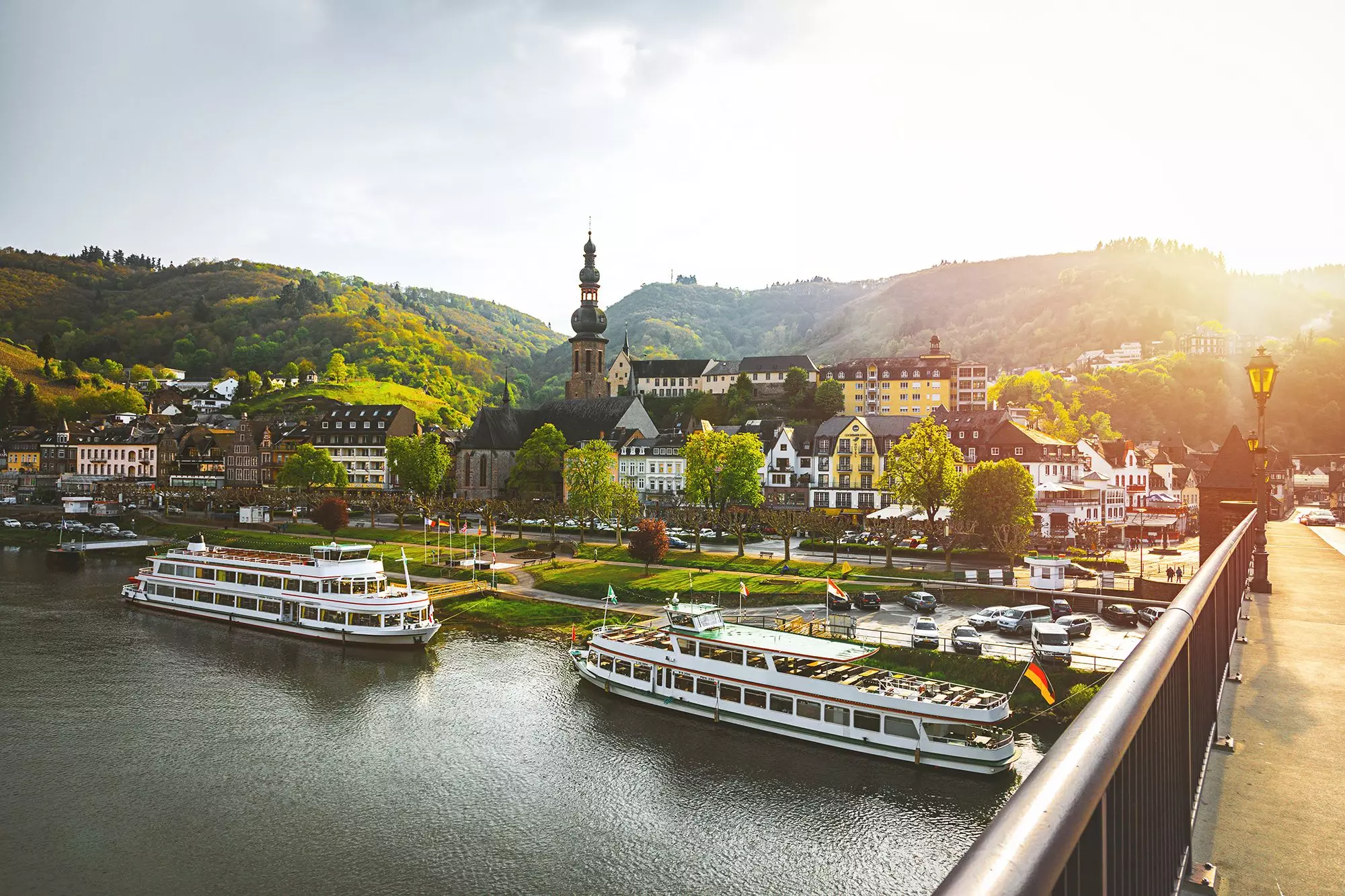 Vista da cidade de Cochem ao longo do río Mosela en Alemaña