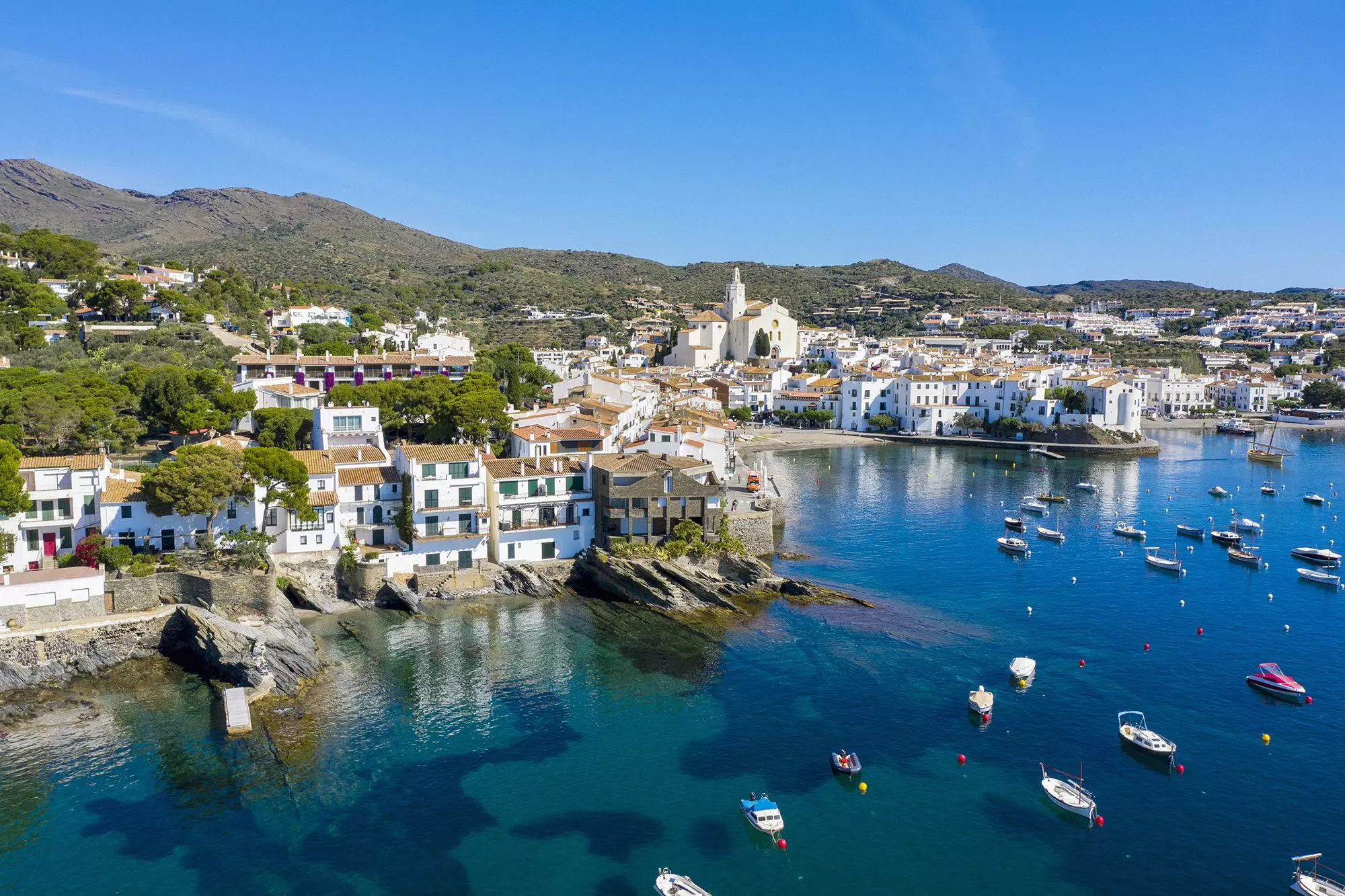 Vista panorámica de cadaqués, costa brava, cataluña, españa