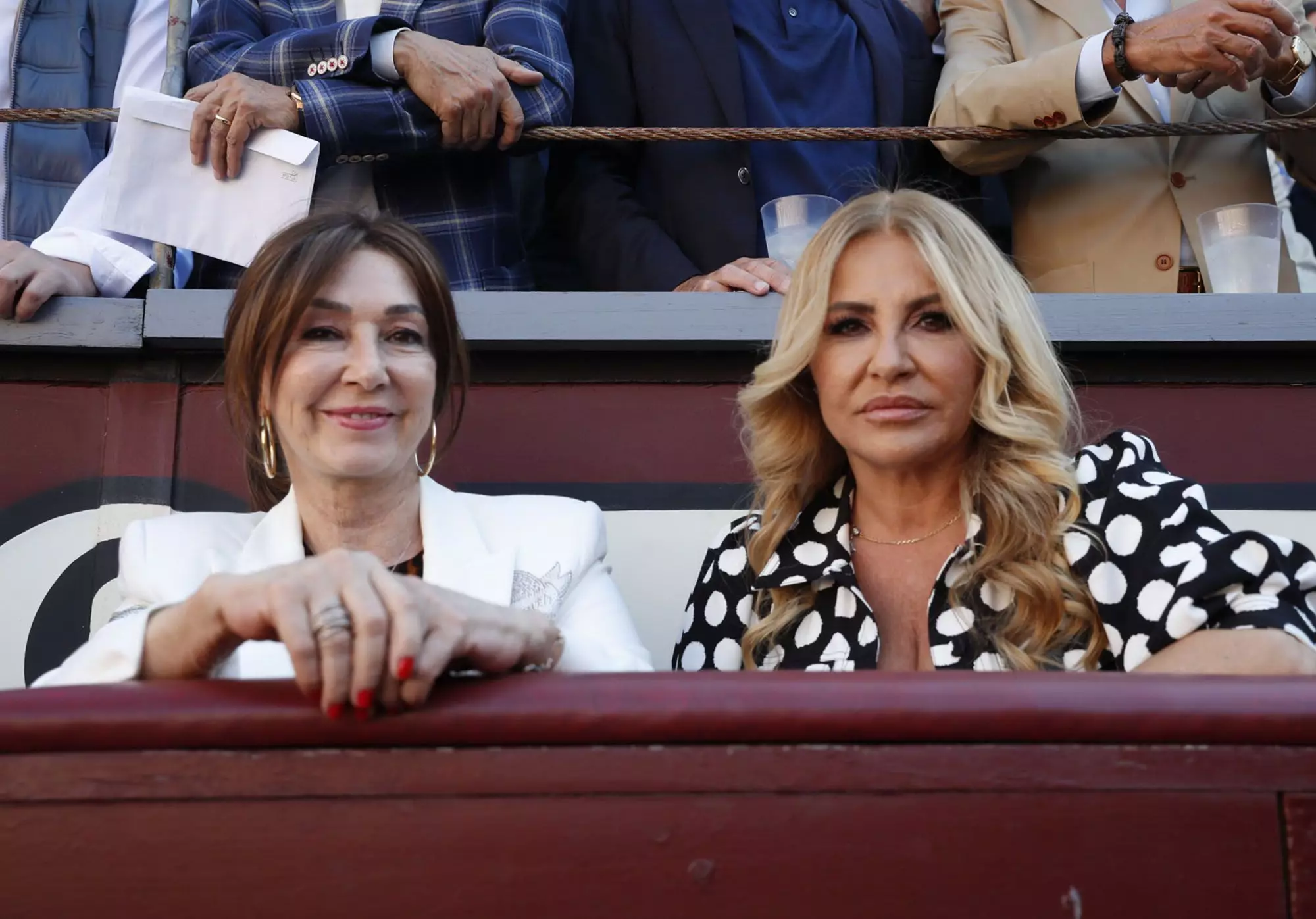 la periodista i la col·laboradora a la plaça de bous de les vendes