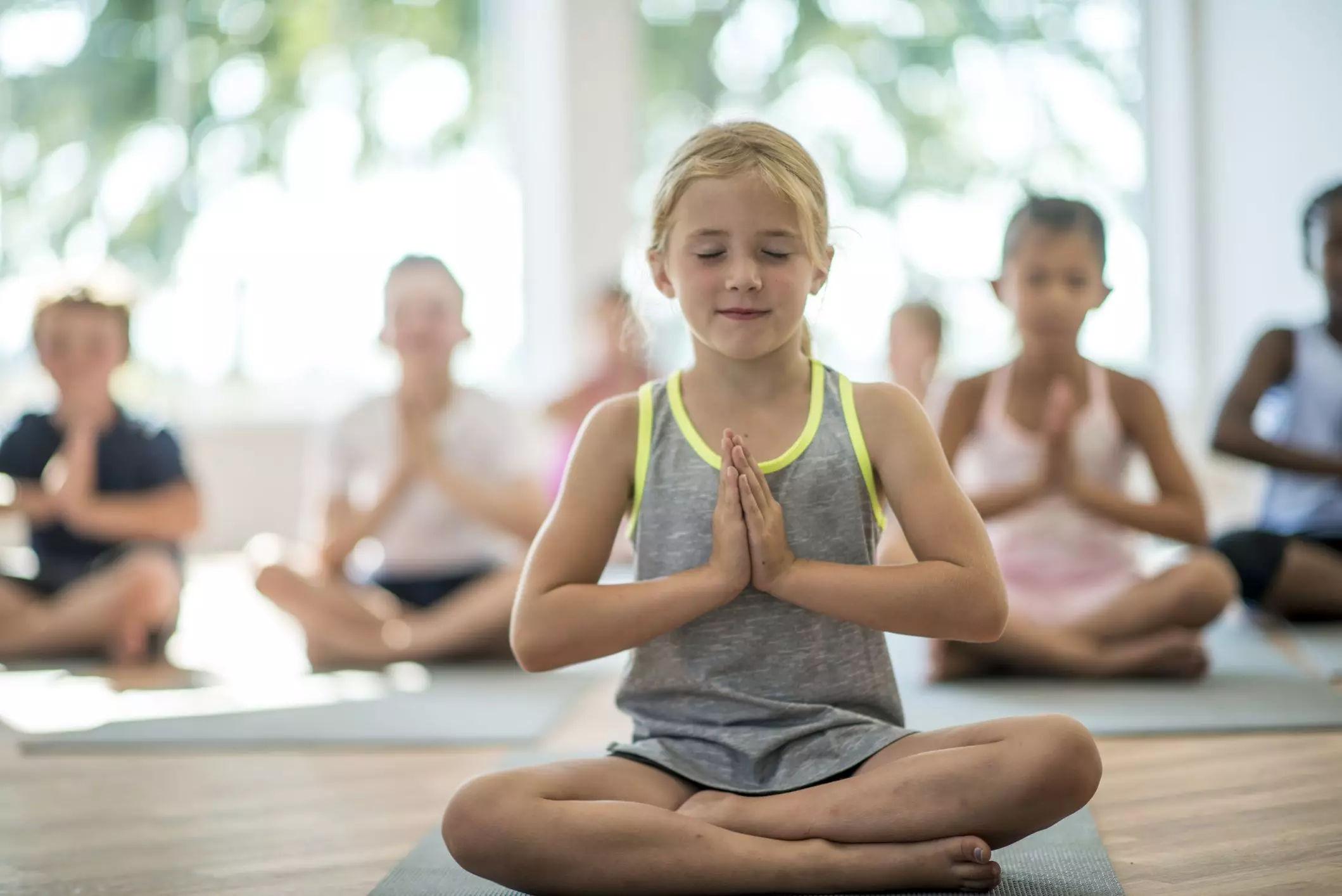 yoga sinfidagi bolalar