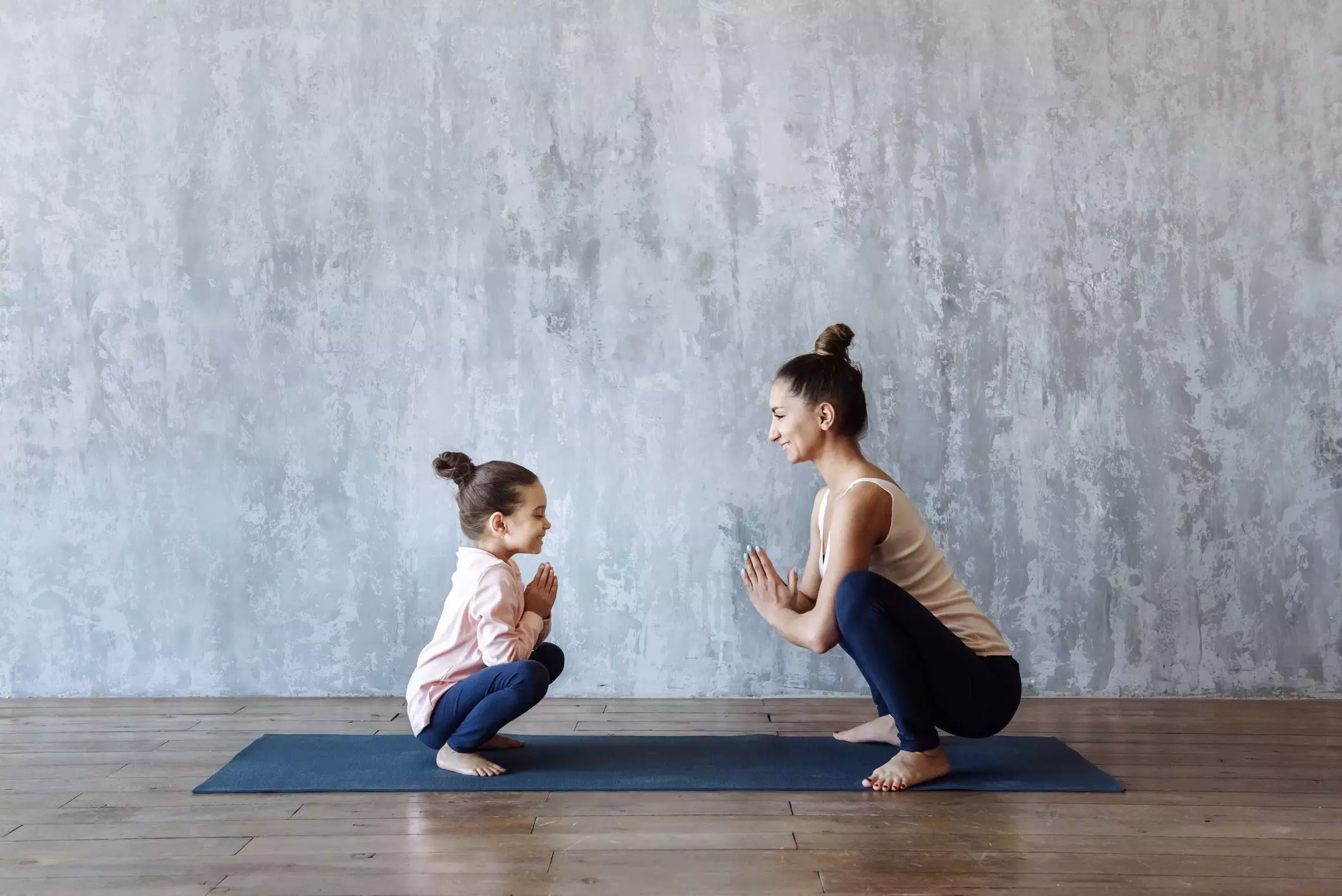 onalik va tabiiy tarbiya bo'yicha keng qamrovli markaz el lap feliz Bilbaoda joylashgan bo'lib, haftaning ma'lum kunlarida 4 yoshdan 10 yoshgacha bo'lgan bolalar uchun yoga darslarini taklif qiladi.