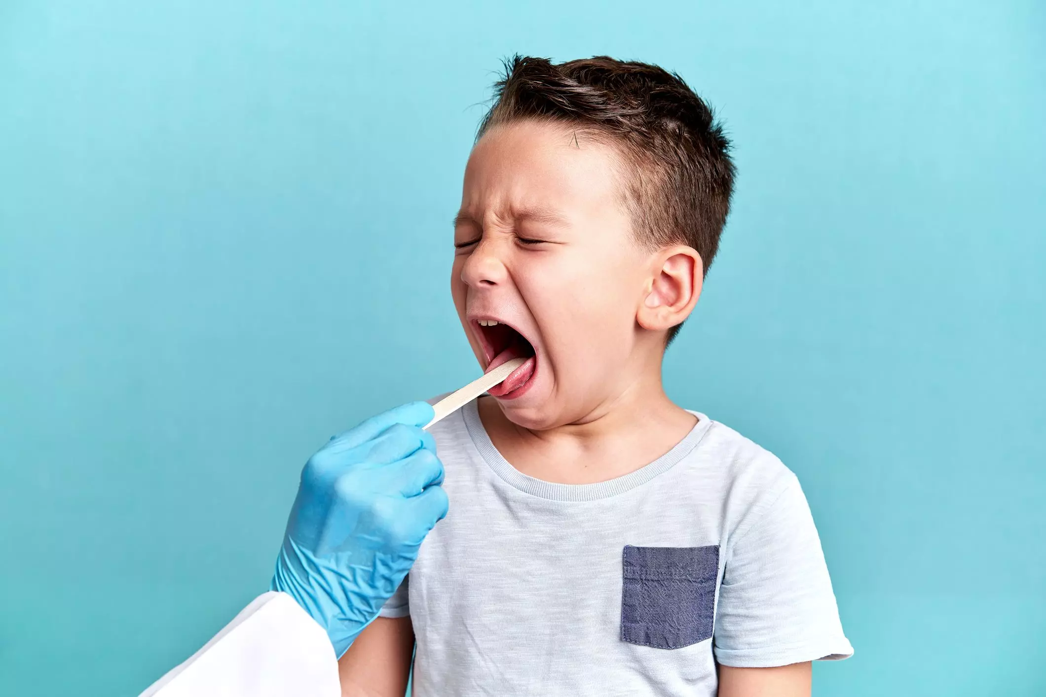 neno sendo examinado da gorxa por un médico