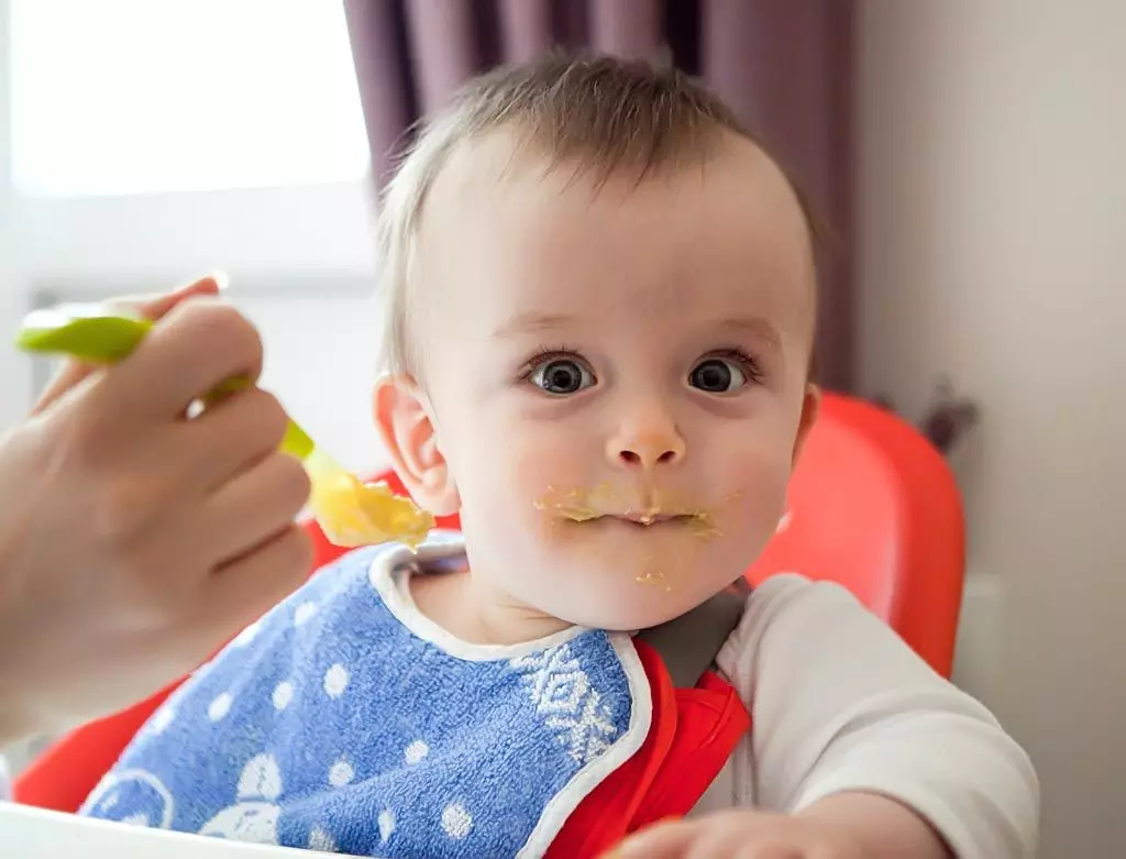 Sut i baratoi piwrî llysiau iach a chyfoethog ar gyfer y babi