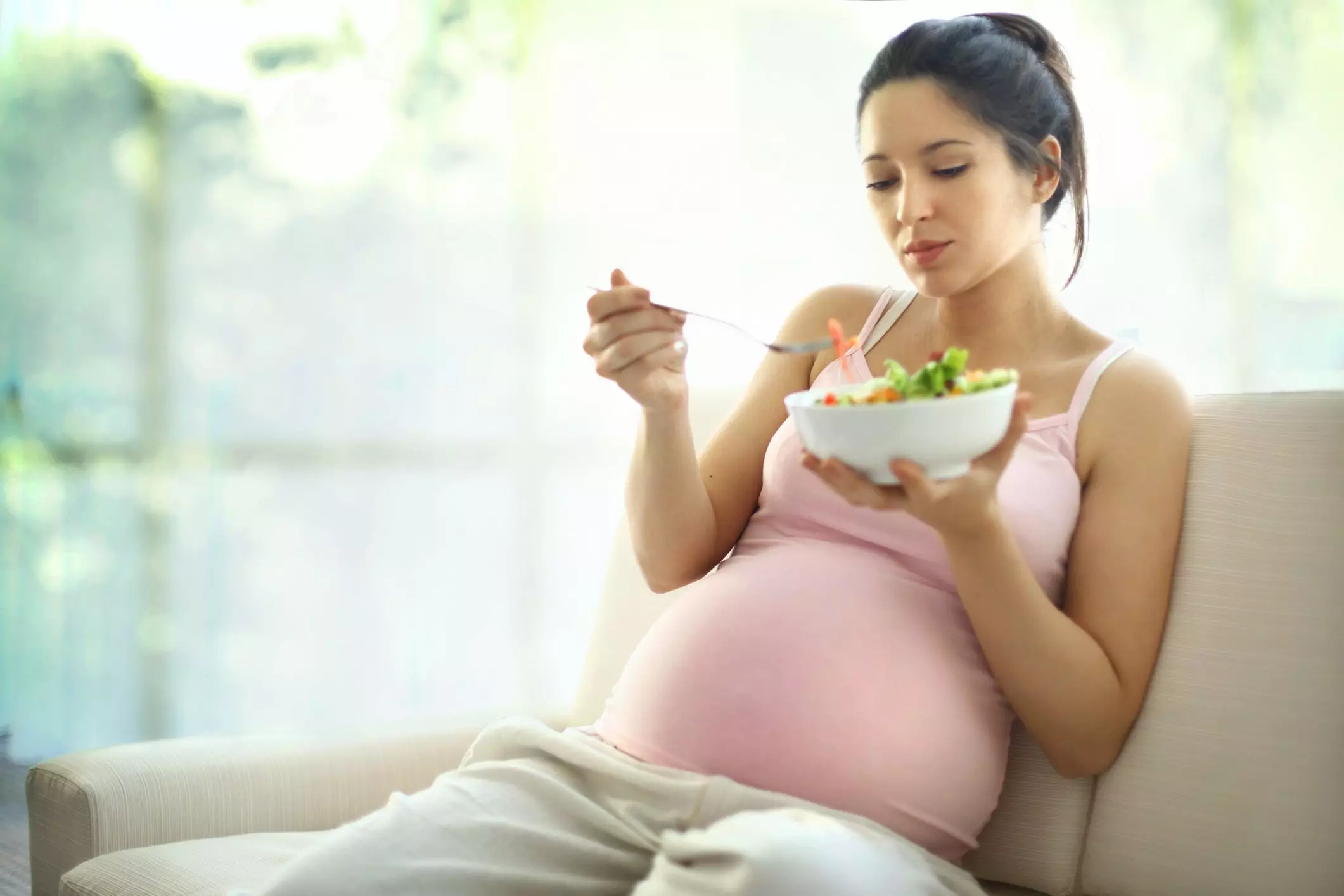 ibu hamil makan salad