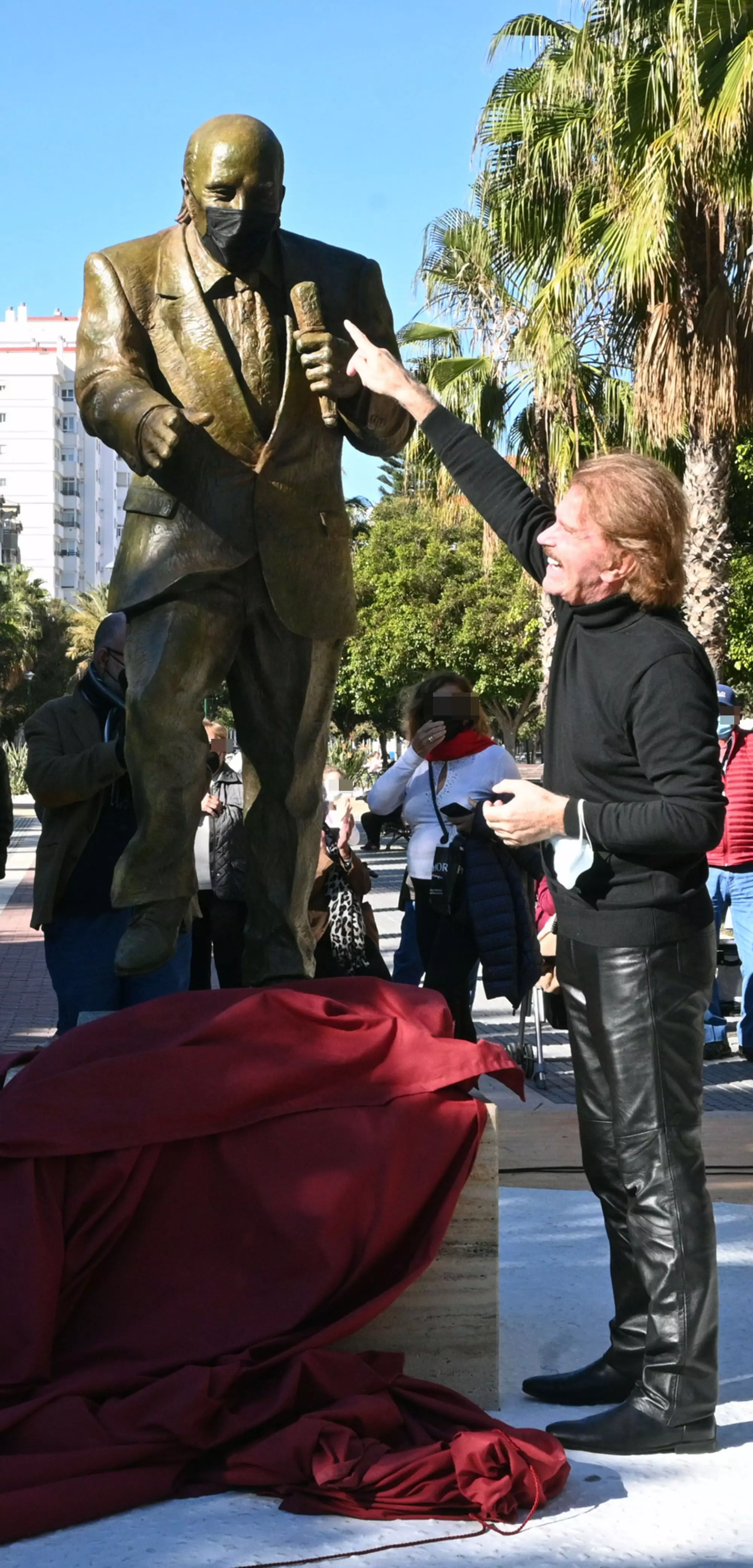 baffi arrocet scopre la statua del comico nella sua città natale