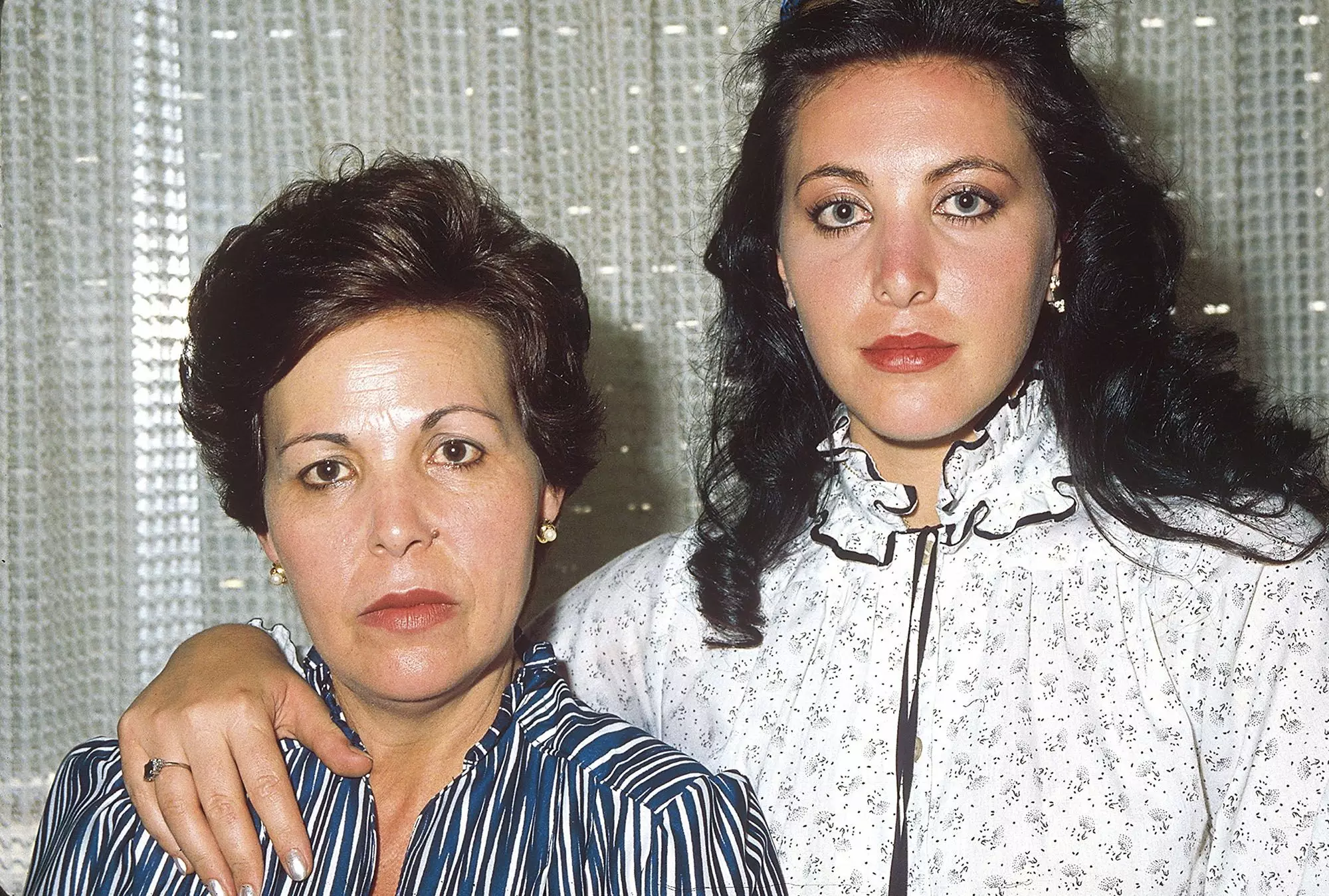 ведетата, като млада жена, с майка си в изображение на файл