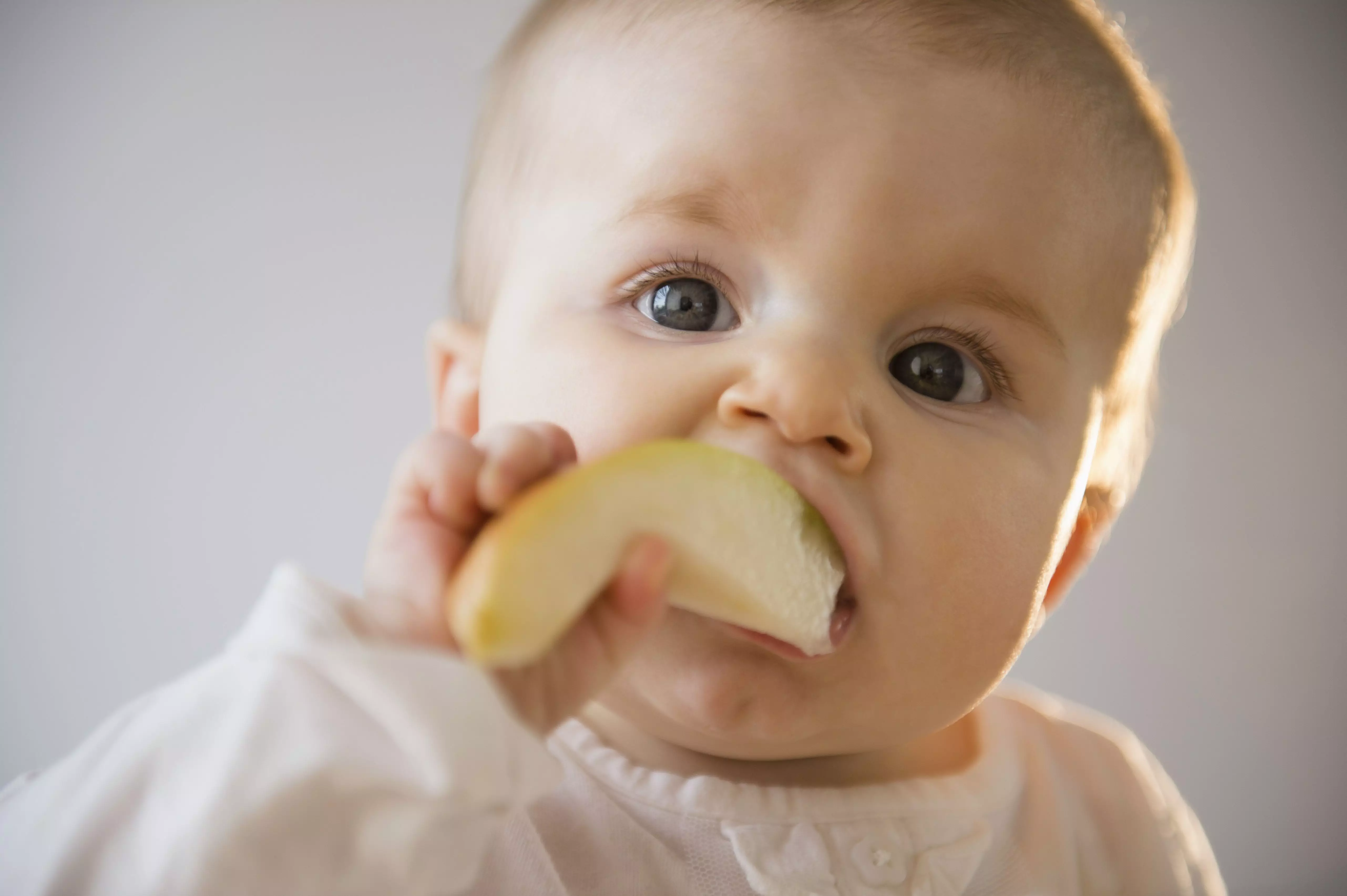 Como começar a dar frutas ao bebê: dicas e truques