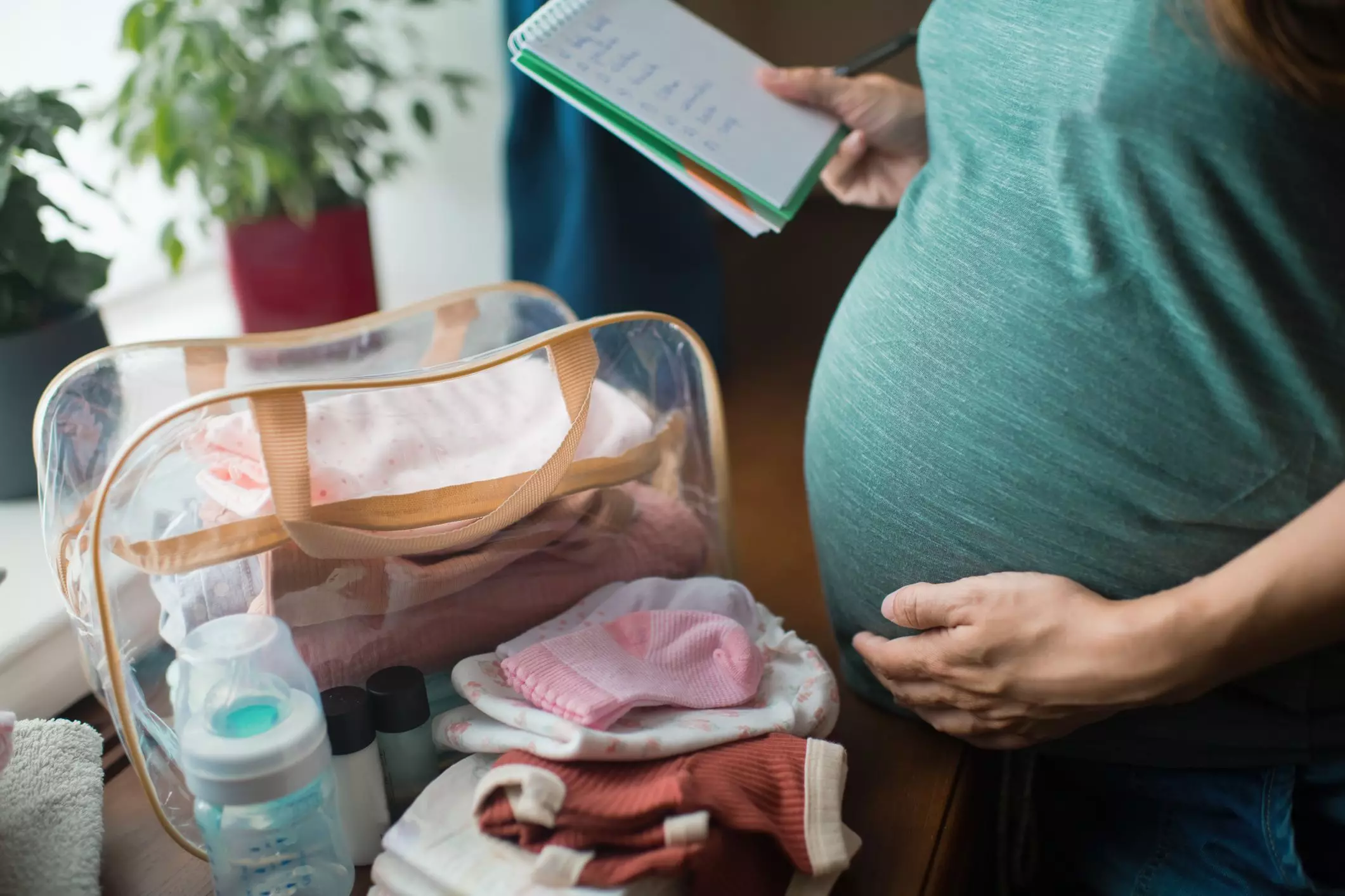 ibu hamil menyiapkan produk dasar untuk bayi