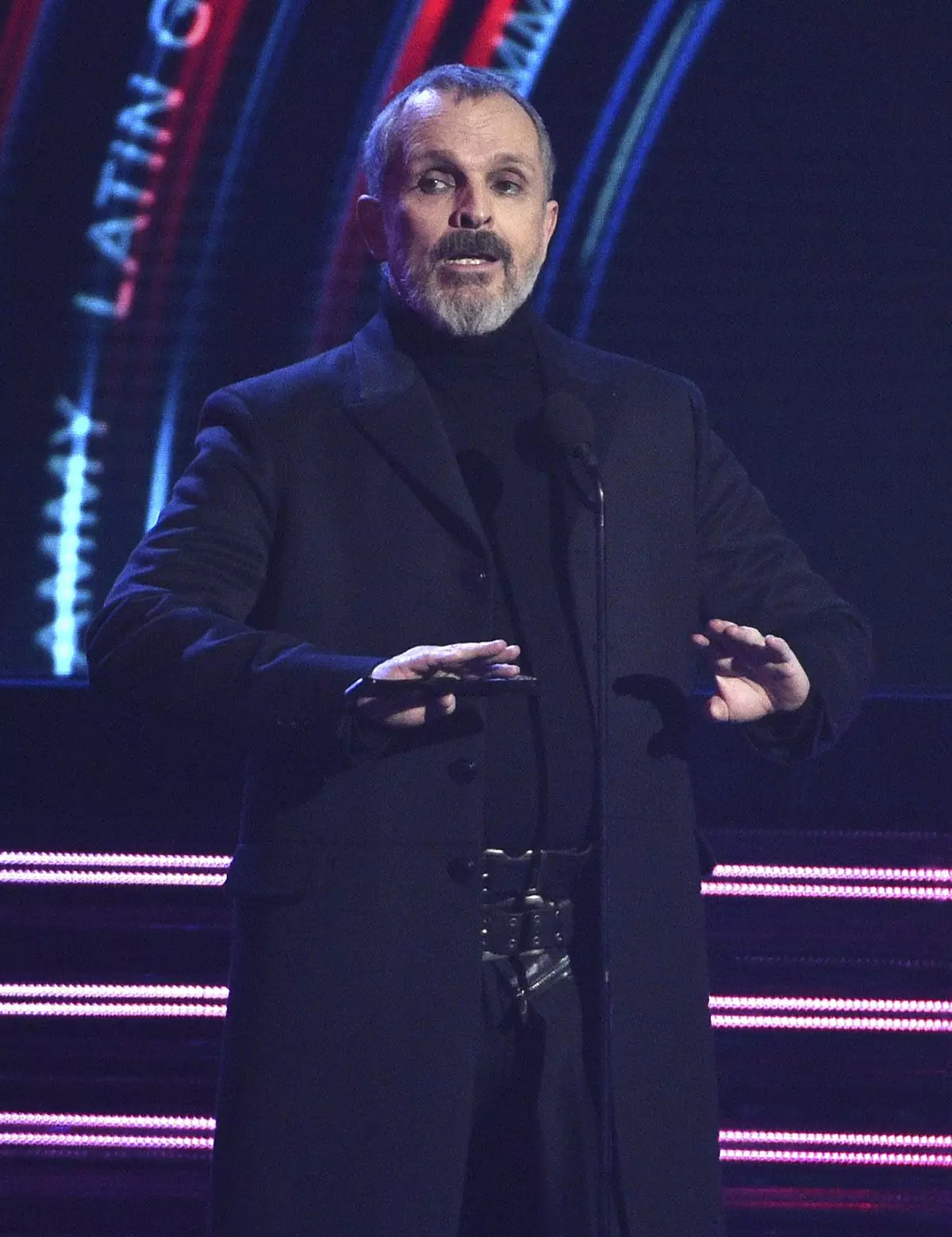 miguel bosé birtist aftur á latnesku Grammy verðlaununum og setur viðvörun vegna heilsufars síns