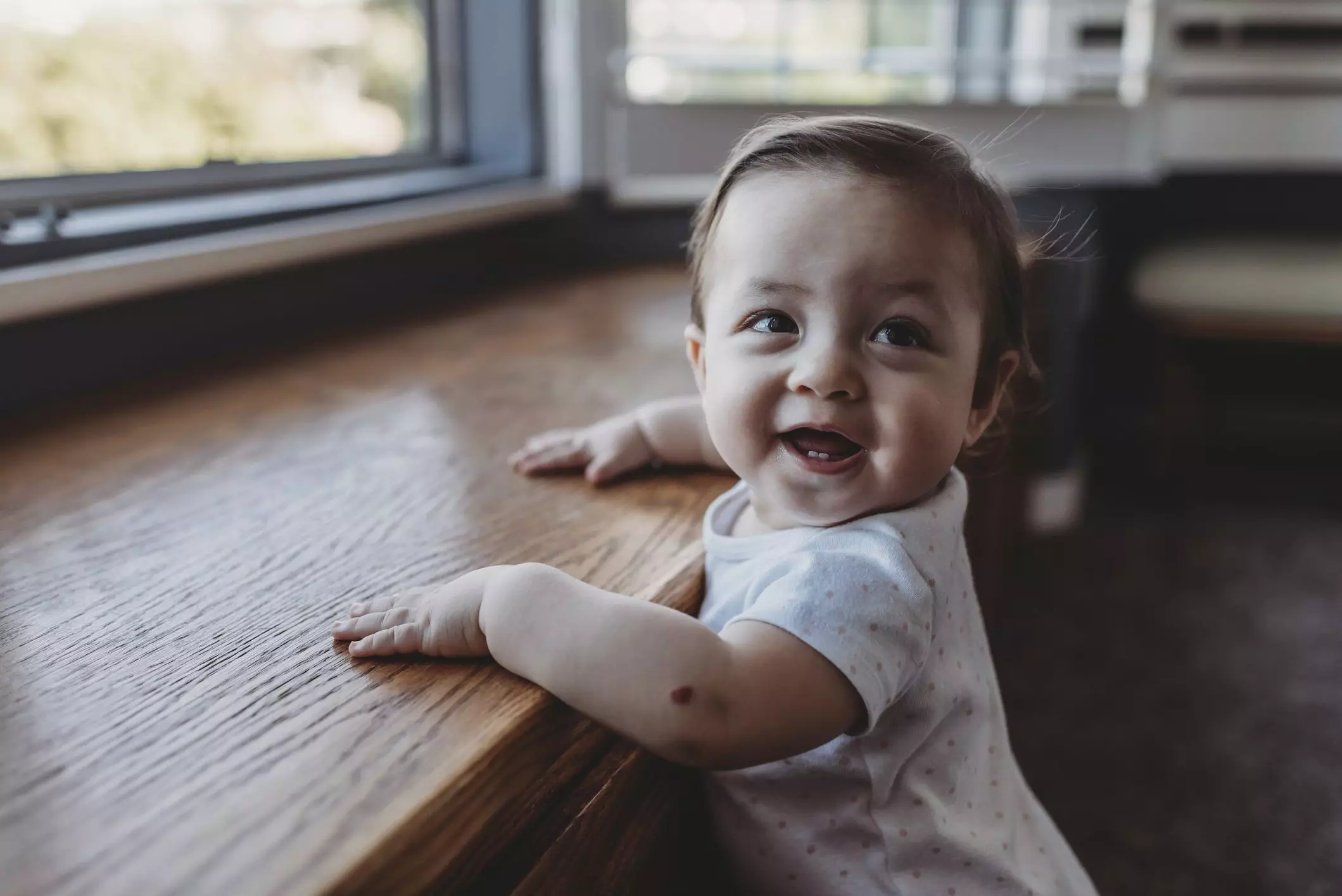 baby under ett år med føflekk på albuen