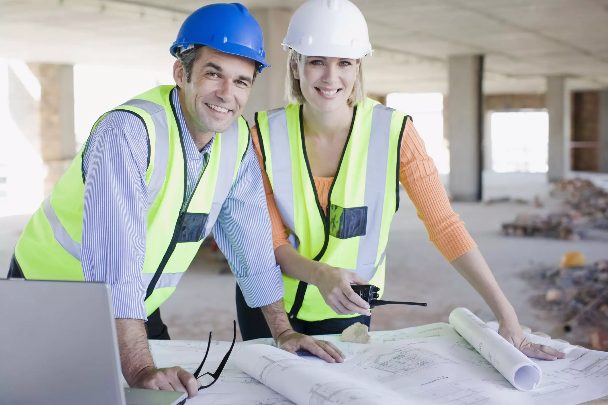 Férfi és nő dolgozik egy építkezésen