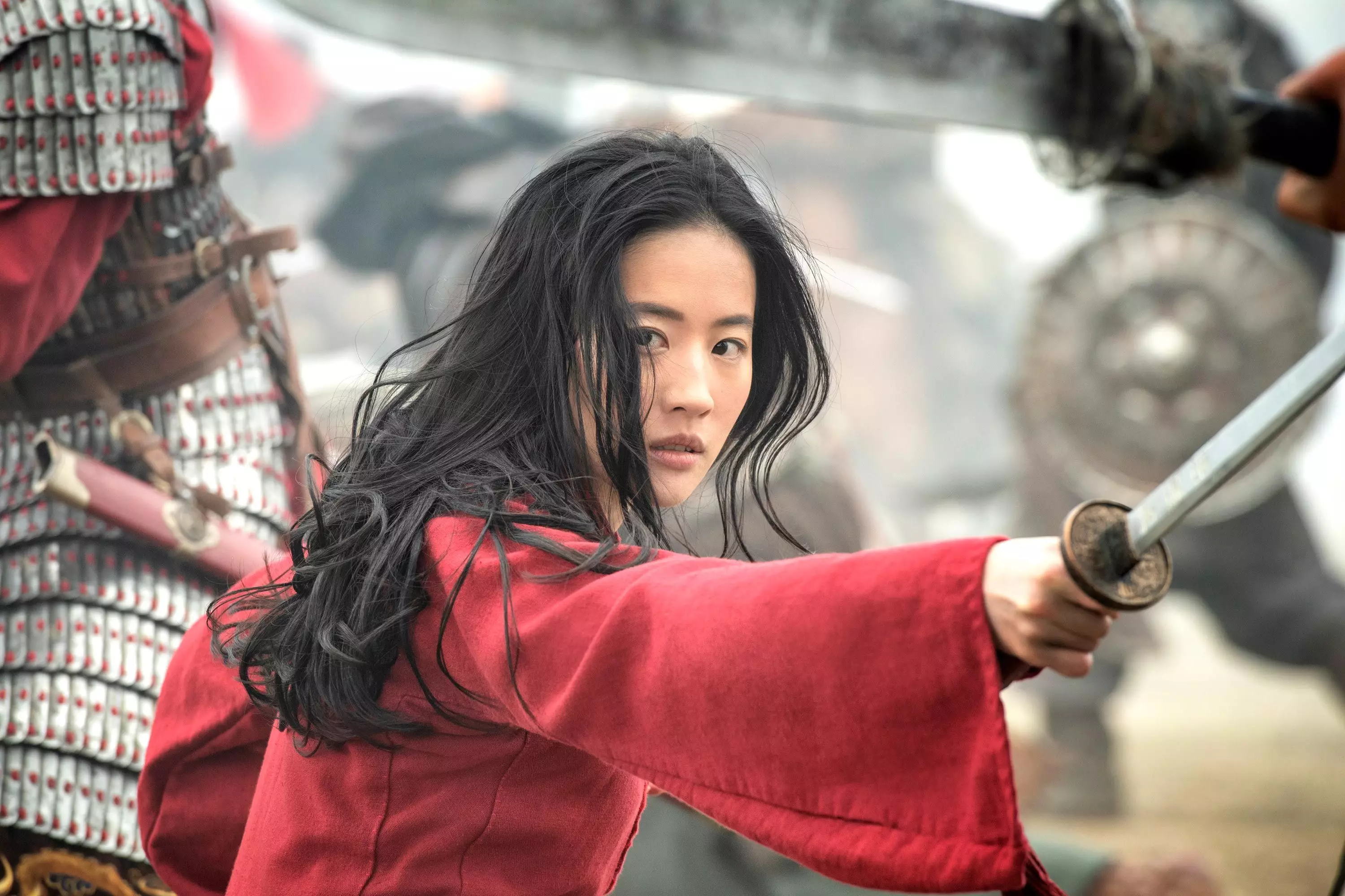 liu yifei sebagai mulan dengan pedangnya bersedia untuk berperang