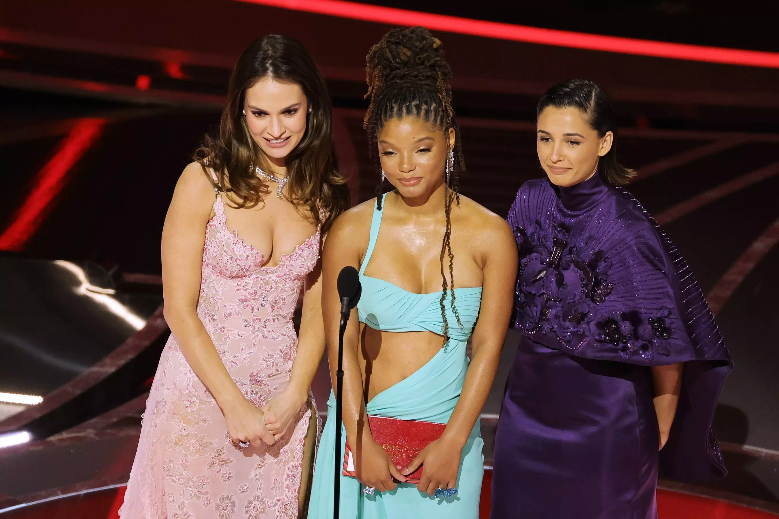 Lily James, Halle Bailey ir Naomi Scott 2022 m. „Oskaruose“.