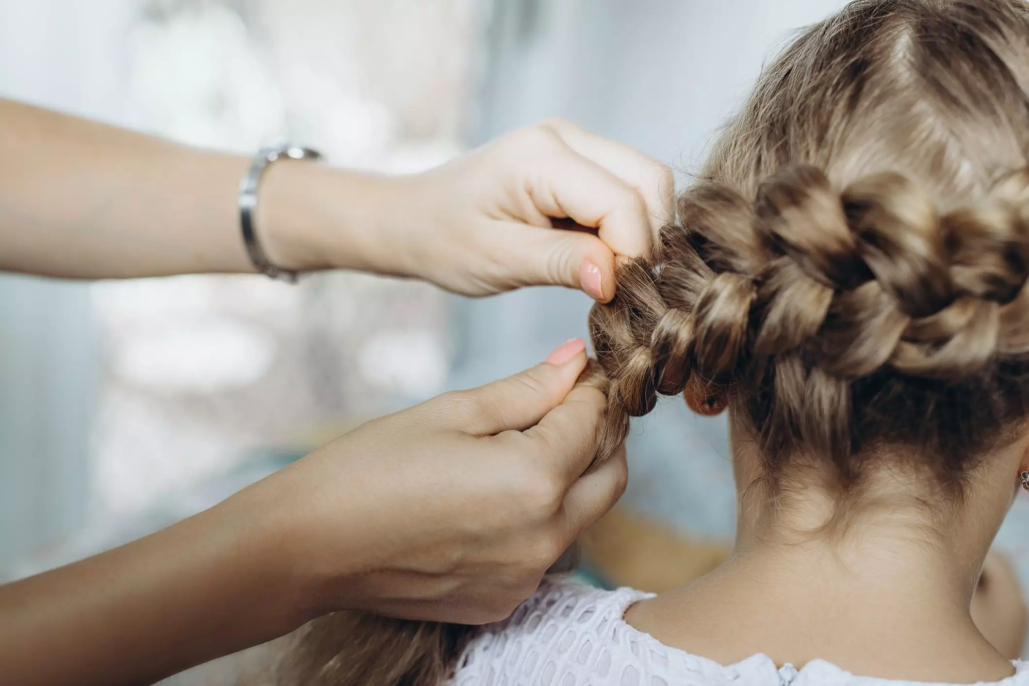 Zöpfe sind immer eine perfekte Option, um attraktive, schöne und bequeme Mädchenfrisuren zu machen.Sie können sich für eine Hochsteckfrisur mit einem niedrigen Zopf wie dem auf dem Foto entscheiden.Es ist ideal!