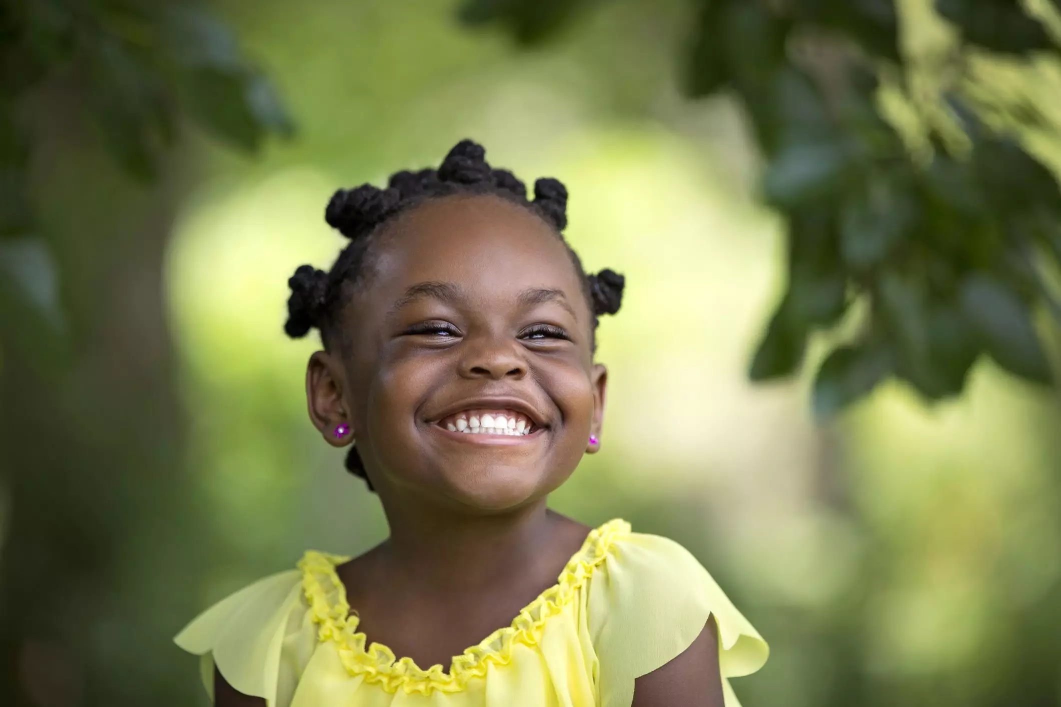 Je, unapenda pinde? Naam, hairstyle iliyopambwa zaidi ya msichana ambayo inahitaji ujuzi fulani na uvumilivu ni pinde nyingi! Ni ya kufurahisha, ya kupendeza na, bila shaka, hairstyle kamili ya kupiga joto!