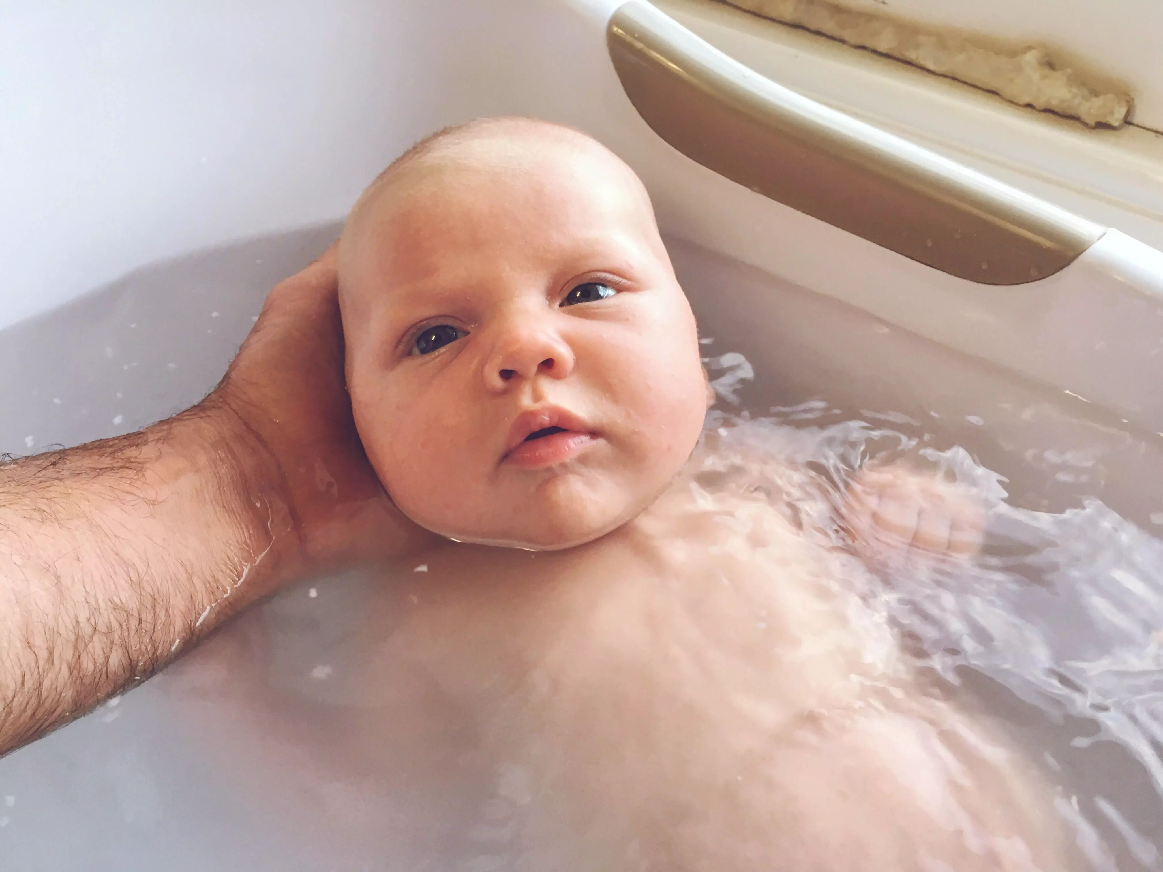 bebê tomando banho relaxante antes de dormir