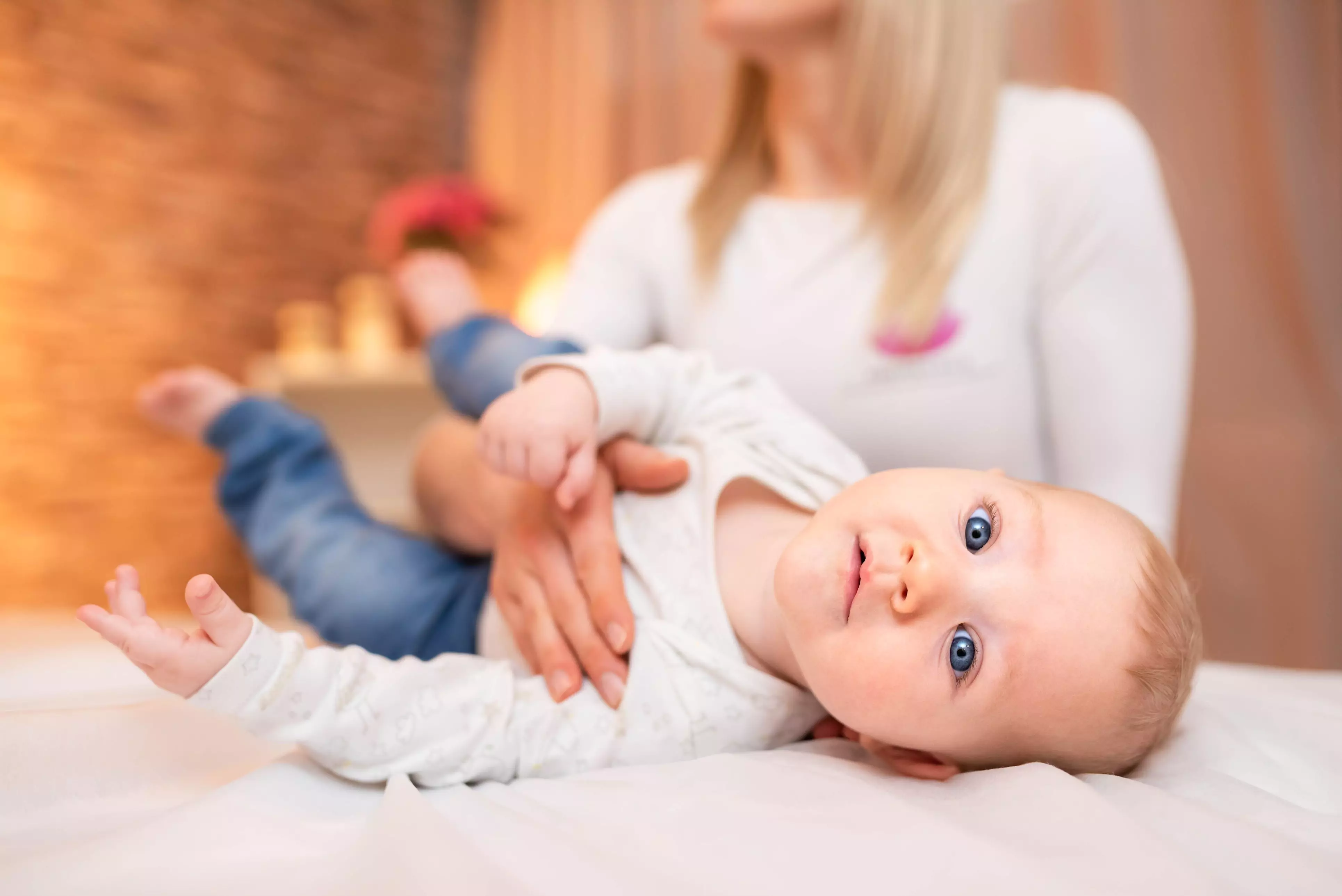 bebê tendo uma sessão de fisioterapia