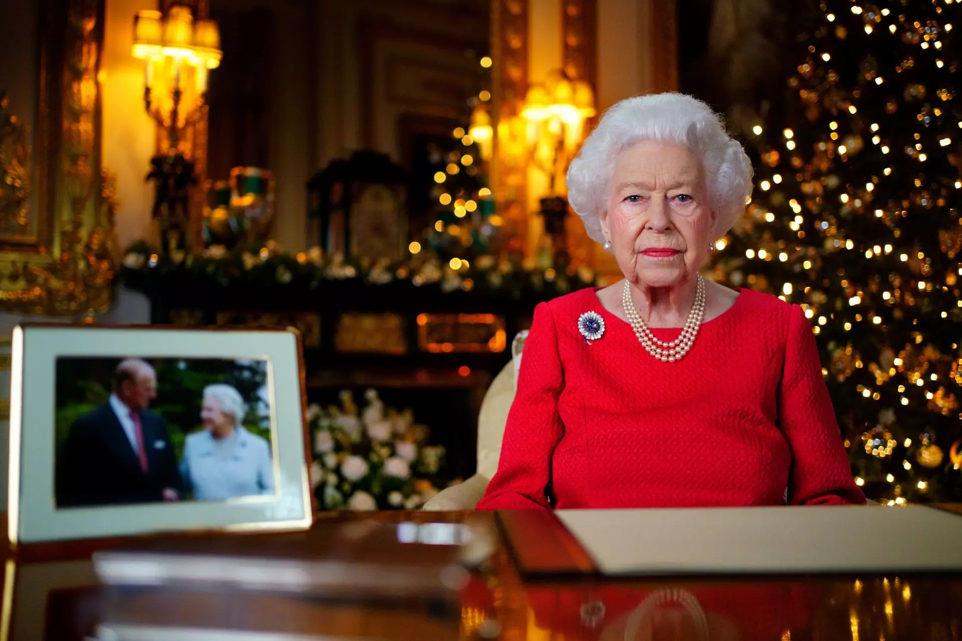 Tọzdee Disemba 23, 2021 eze nwanyị elizabeth ii dekọtara mgbasa ozi ekeresimesi ya kwa afọ n'ime ụlọ eserese ọcha na Windsor Castle, Berkshire