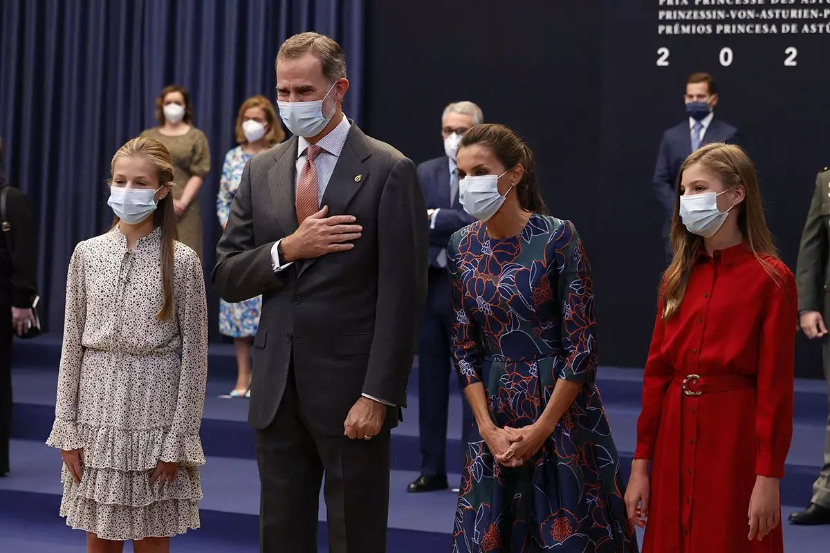 os reis felipe e letizia e as súas fillas, leonor e sofía, reciben en audiencia aos gañadores da princesa de asturias 2020