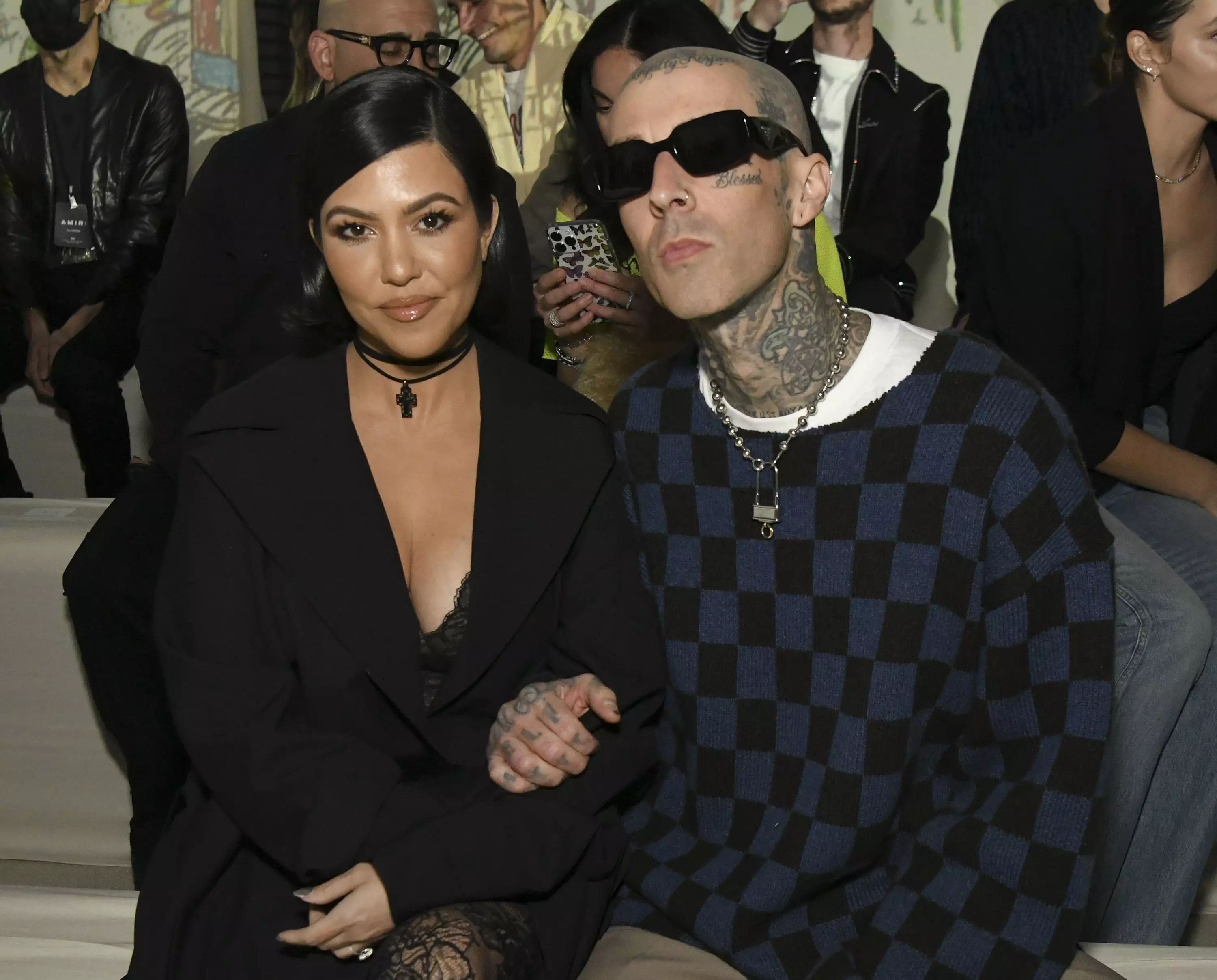 kourtney kardashian sareng travis barker ngadamel hadiah babarengan pikeun ngarampog kardashian