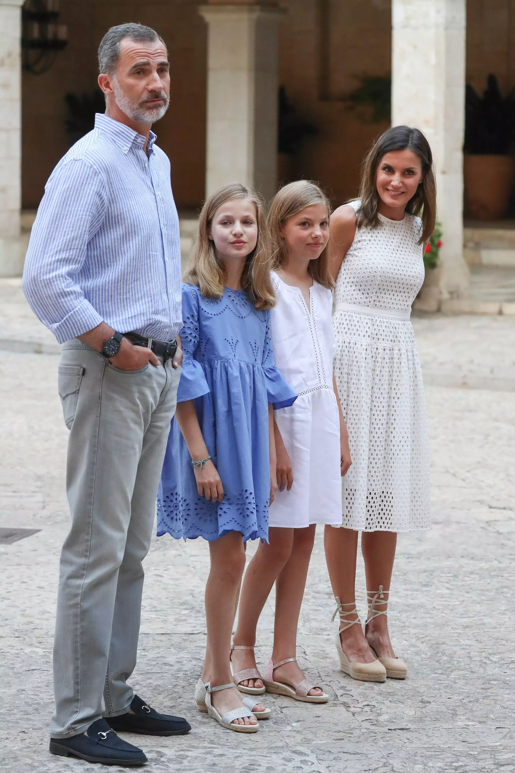 O Rei e a Rainha e suas filhas, Princesa Leonor e Infanta Sofía posam juntos no tradicional posado maiorquino no Palácio da Almudaina.