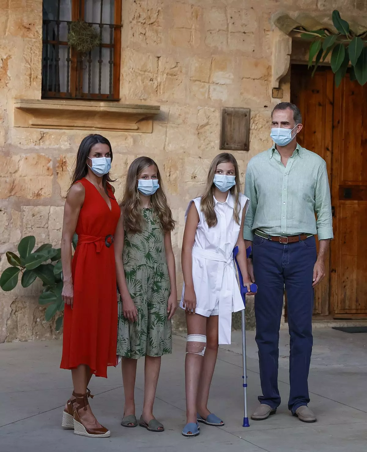 le roi et la reine et leurs filles, leonor et sofia, lors de leur visite culturelle à petra, majorque