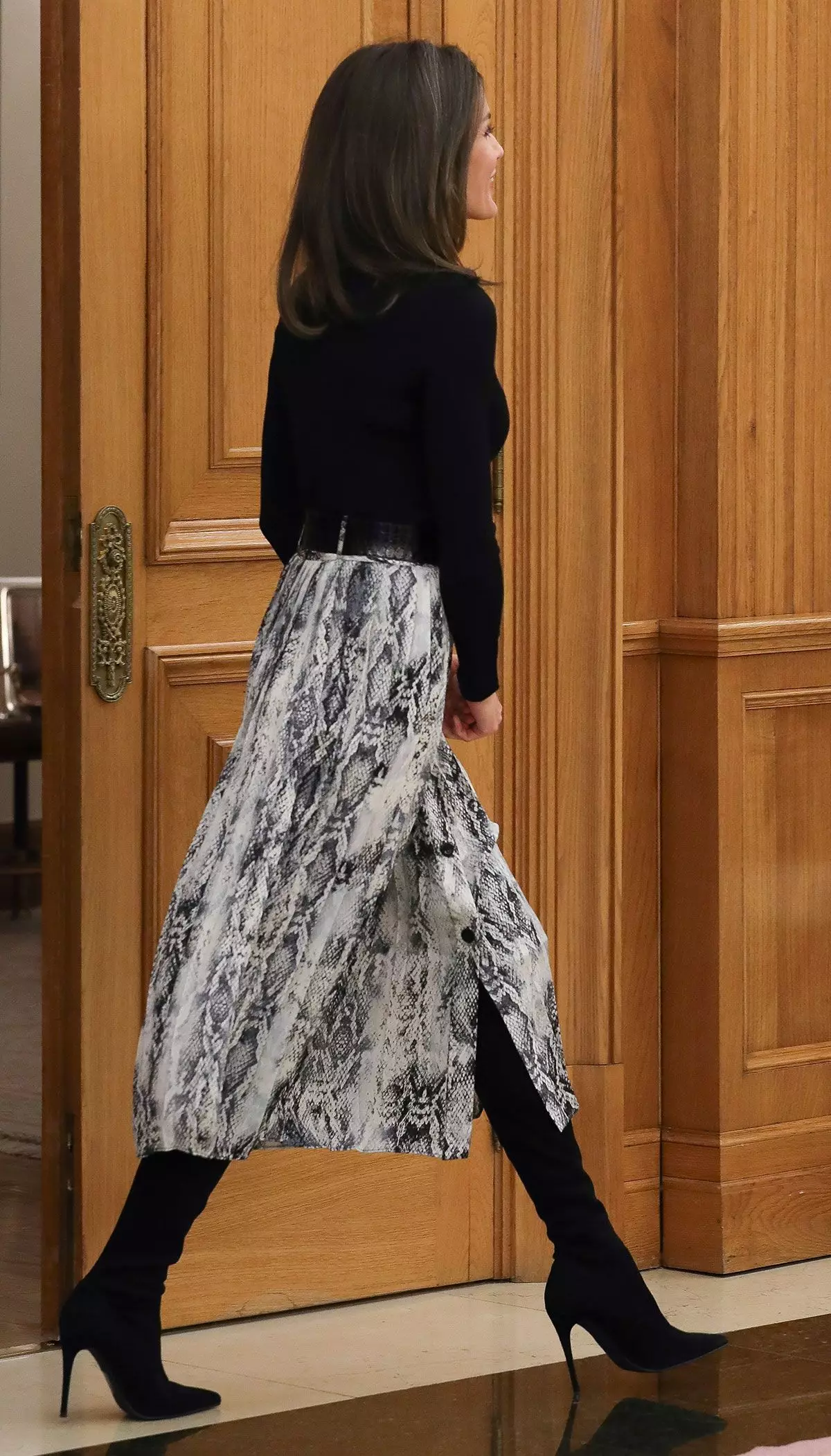 Queen Letizia draagt een rok met slangenprint van Zara