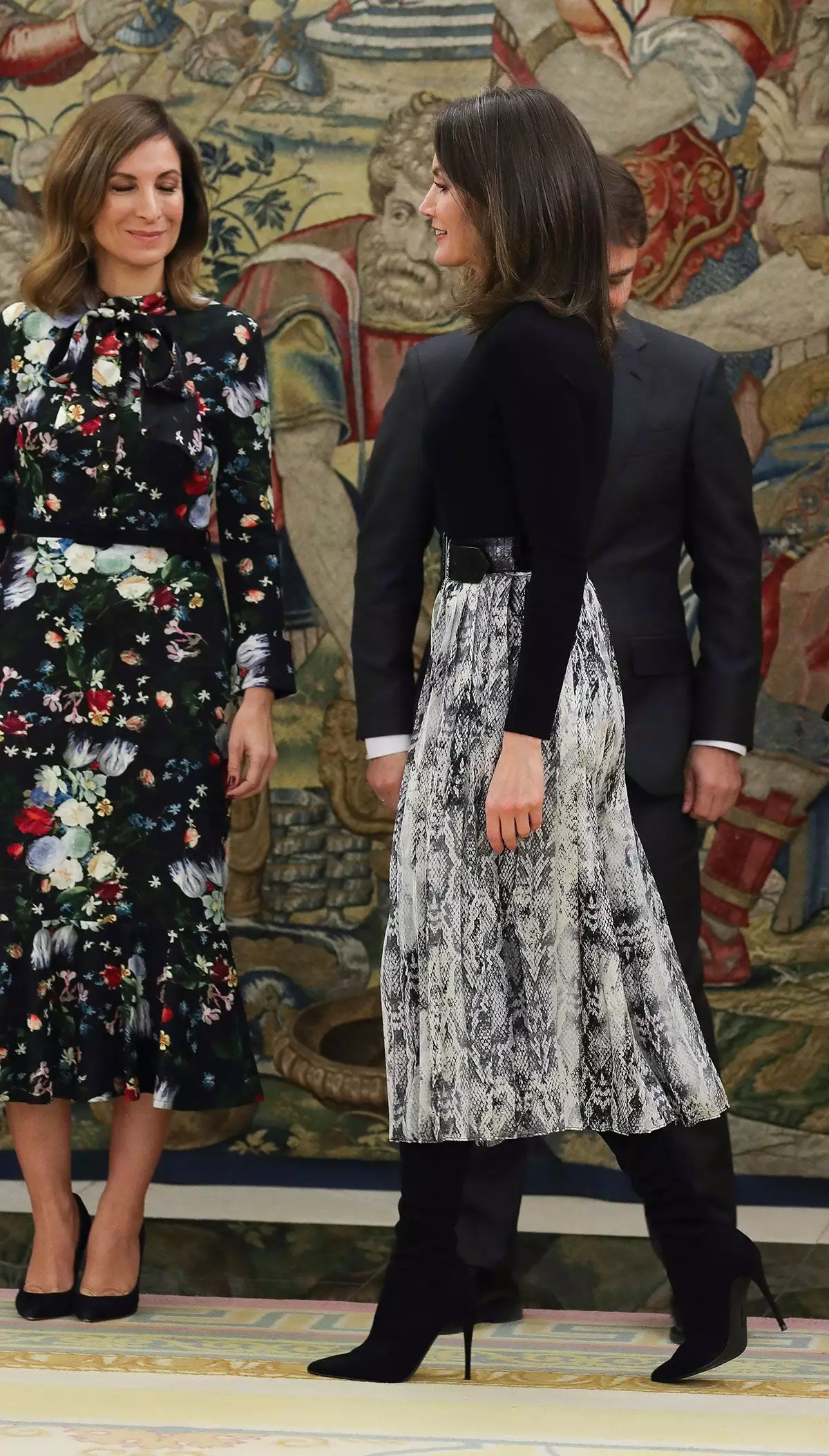 Koningin Letizia met een Zara-rok en grijs haar bij een publiek