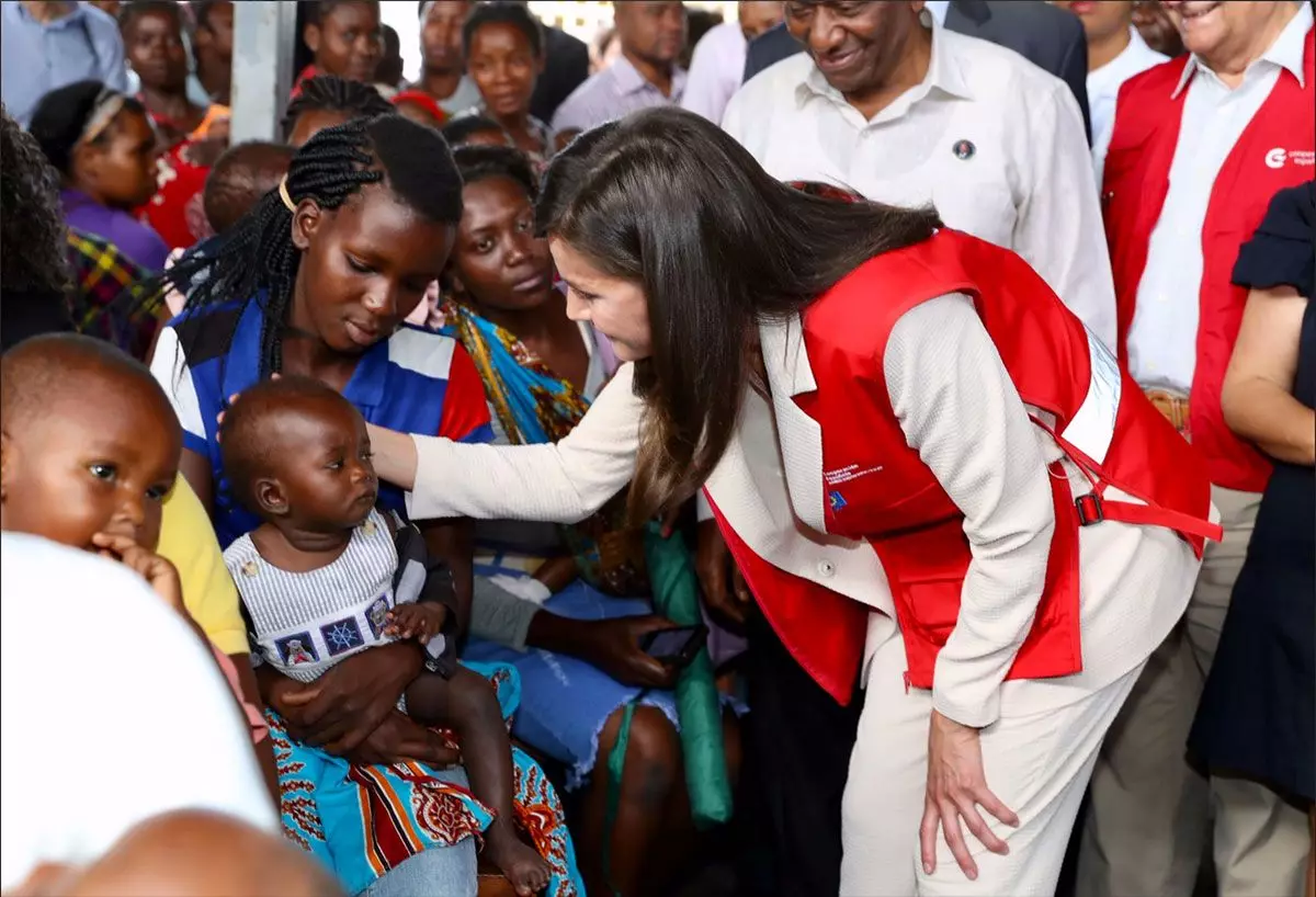 Drottning Letizia besöker en vårdcentral i Maniça i Moçambique