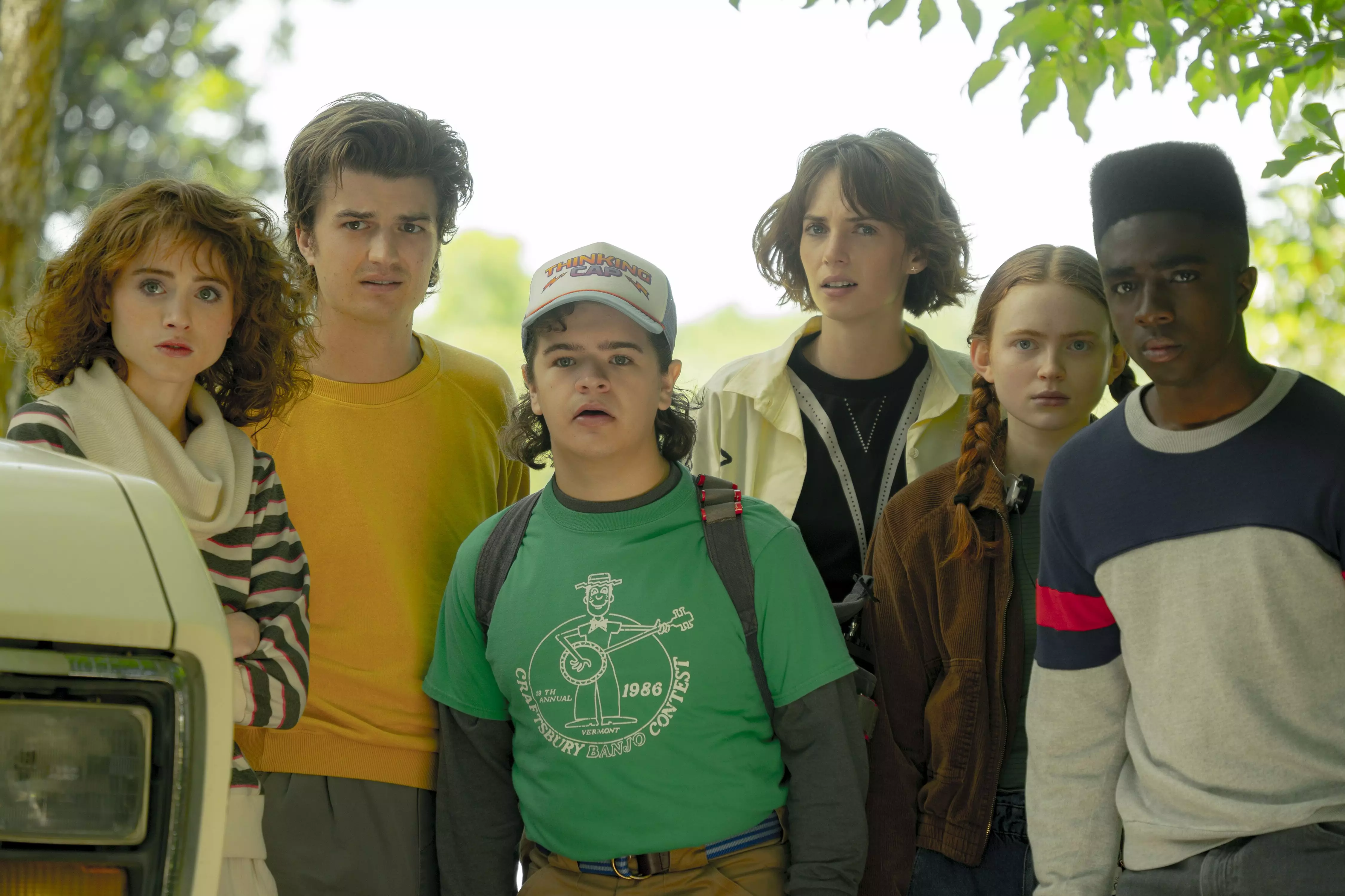 Nancy wheeler အဖြစ် natalia dyer၊ သူစိမ်းအဖြစ် joe keery အဖြစ် steve harrington၊ dustin henderson အဖြစ် gaten matarazzo၊ robin buckley အဖြစ် Maya hawke၊ sadie sink as max mayfield အဖြစ်၊ နှင့် lucas sinclair အဖြစ် caleb mclaughlin နှင့် ထူးဆန်းသောအရာများတွင် Lucas sinclair cr netflix 2 row den