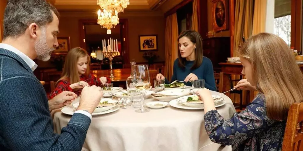 König Felipe und Königin Letizia essen mit der Prinzessin von Asturien und der Infantin Sofía in ihrer offiziellen Residenz zu Mittag