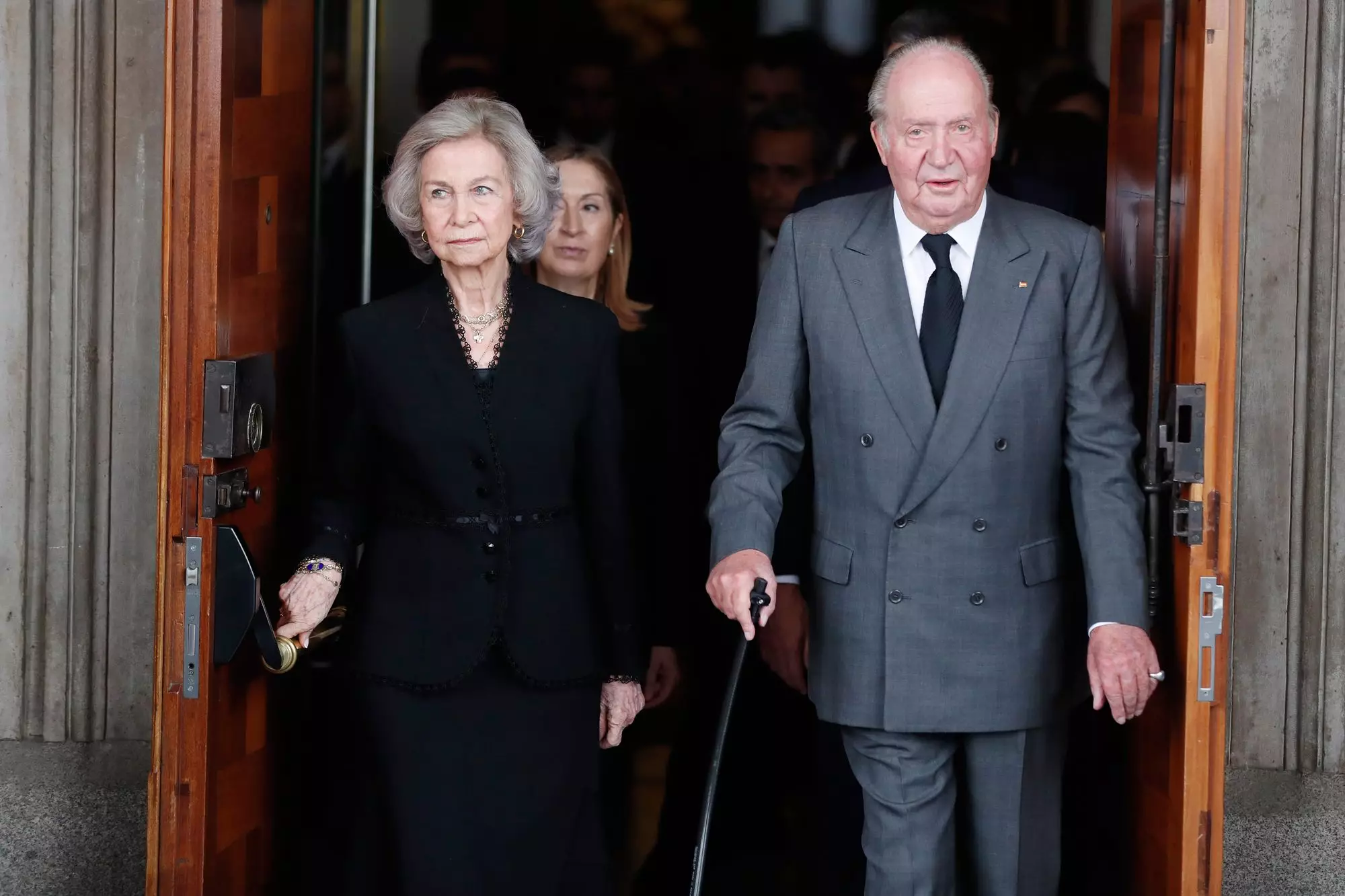 Don Juan Carlos en Doña Sofía kom groet Alfredo Pérez Rubalcaba, Capilla Ardiente rubalcaba