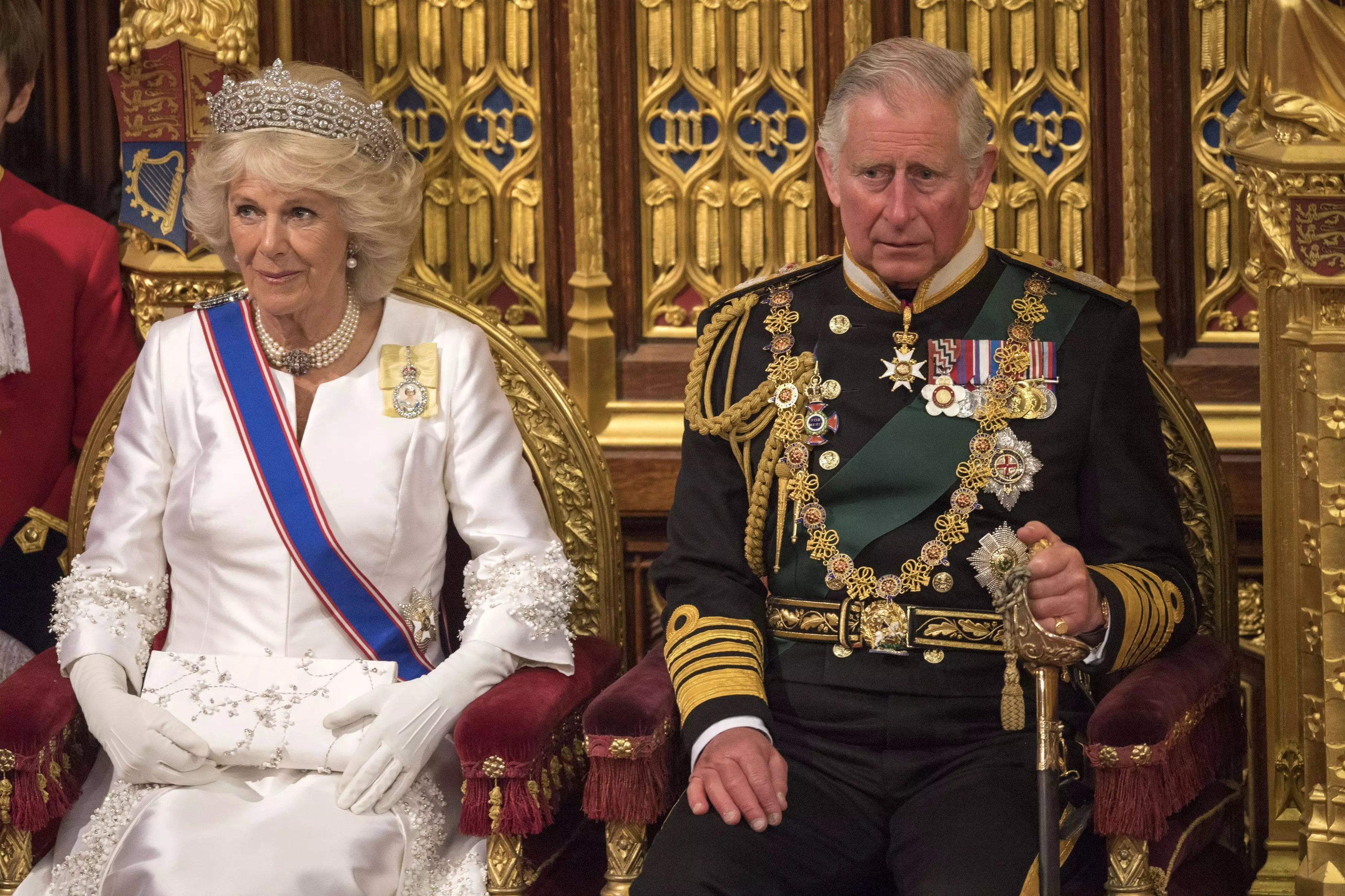 prins charles en camilla parker wat die staatsopening van die parlement bywoon