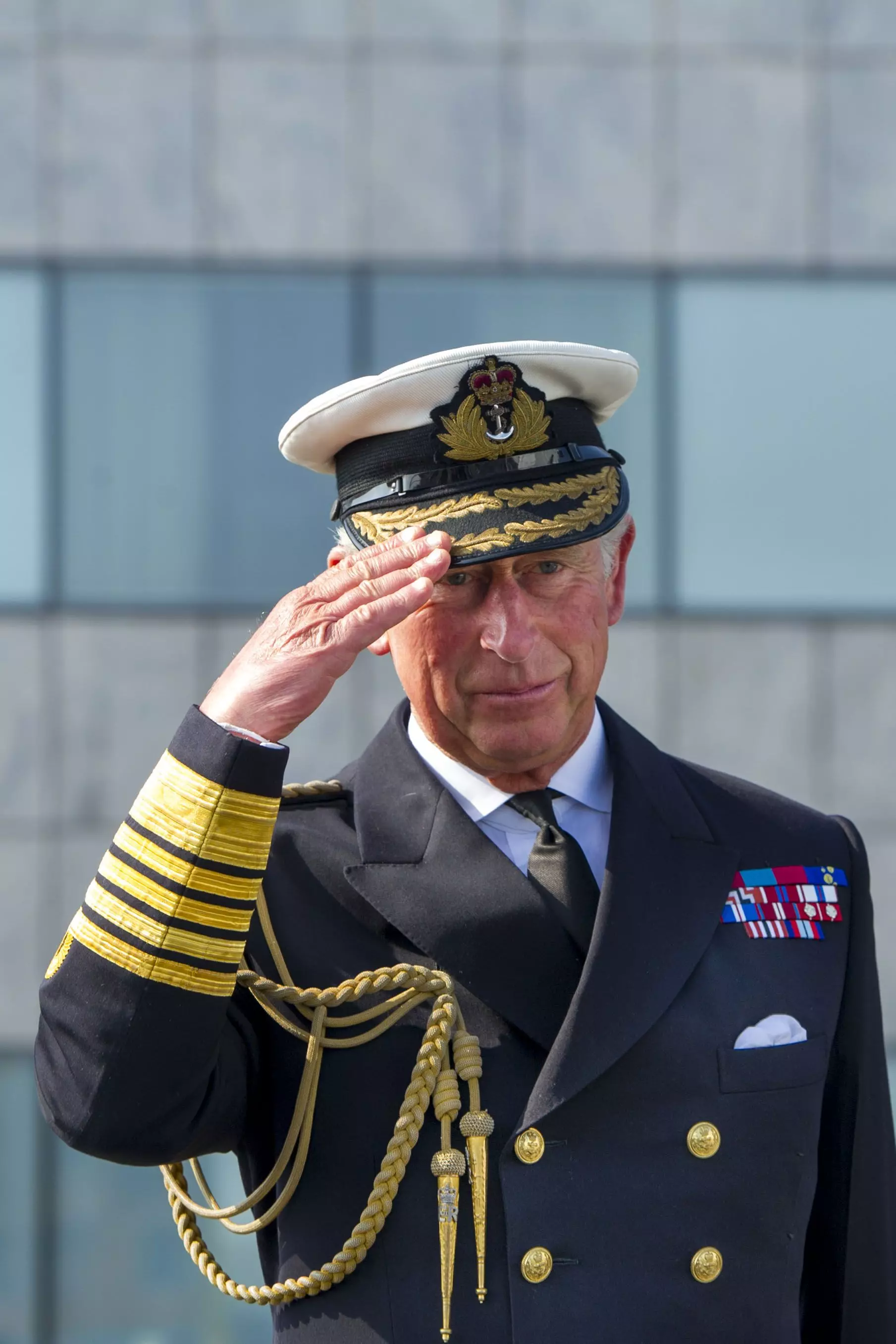 prinssi Charles tekee sotilaallisen tervehdyksen