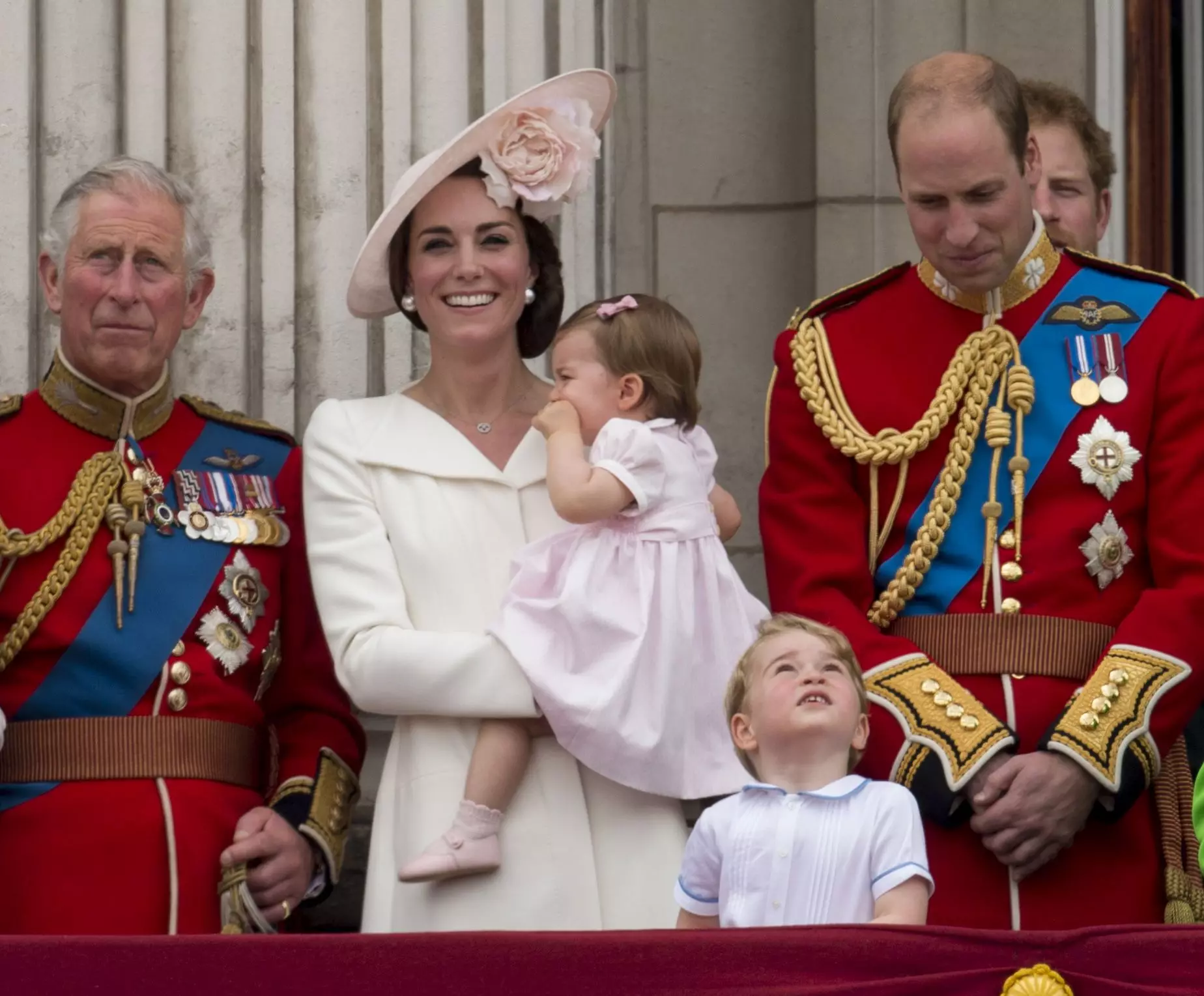 prins charles, prins william, kate middleton, prinses charlotte en prins george wat uit die balkon van buckingham-paleis leun