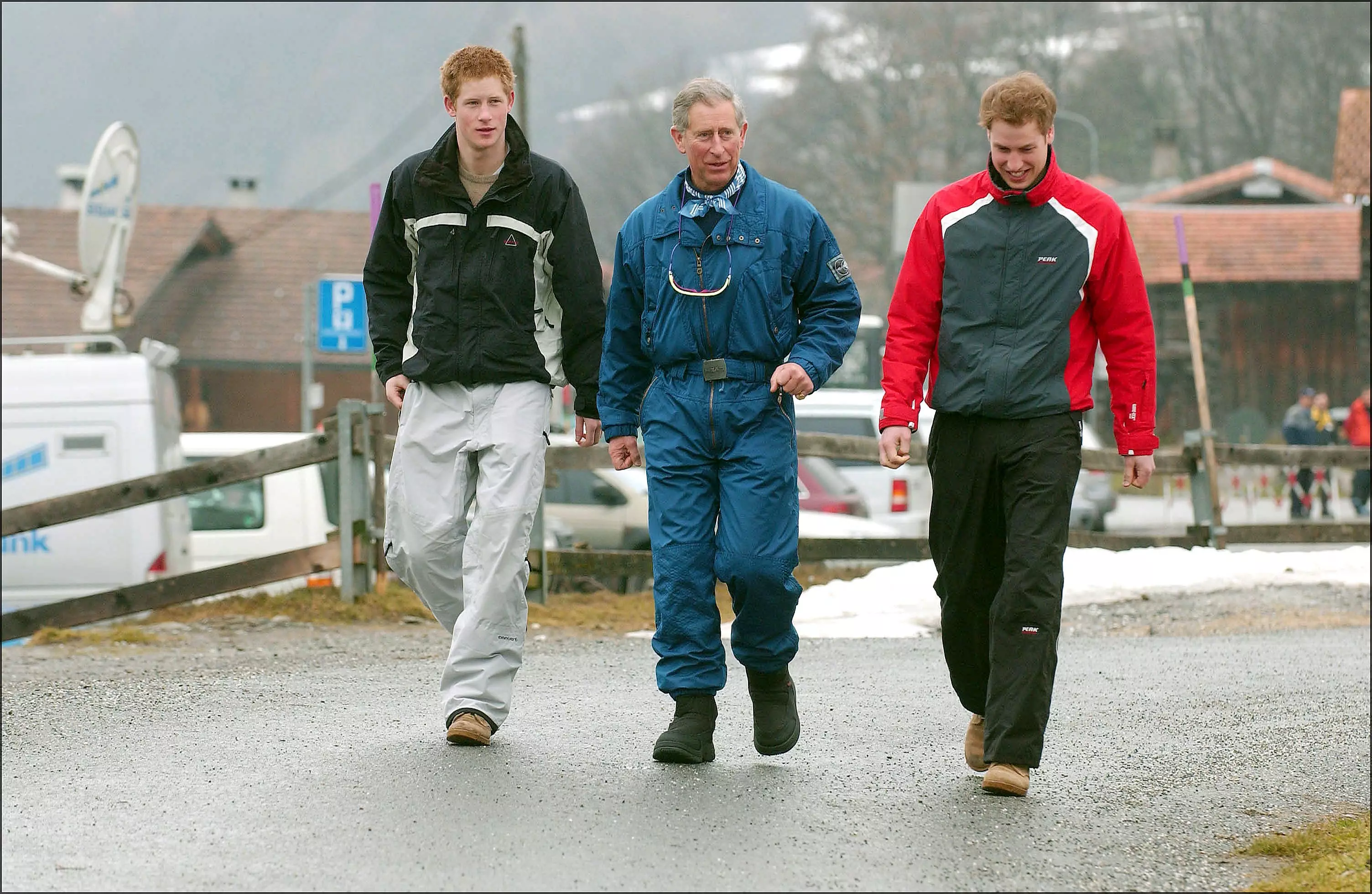 die prins van Wallis charles van Engeland poseer saam met sy twee seuns william en henry in klosters l