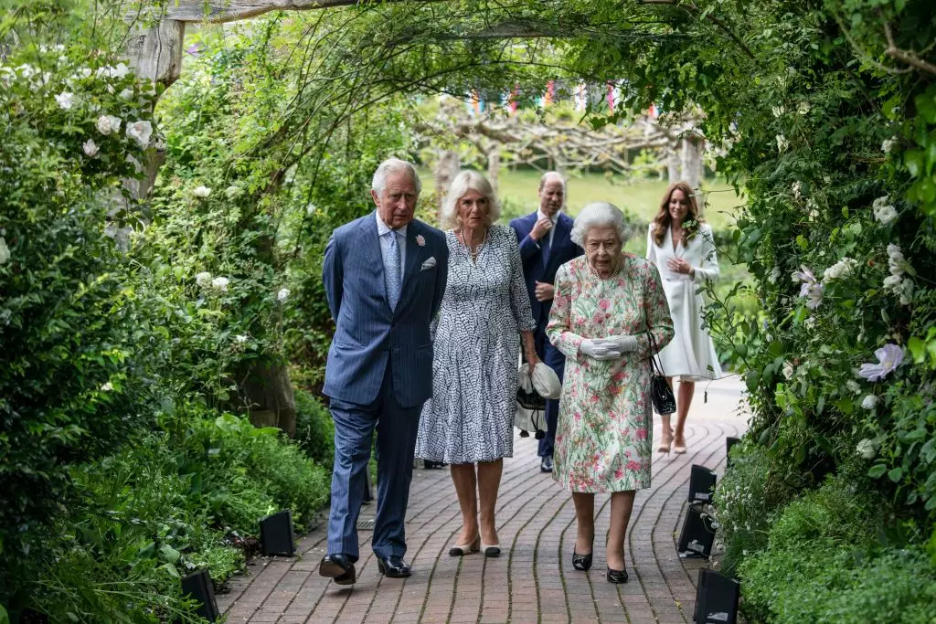 charles waku england, camilla ndi elizabeth ii