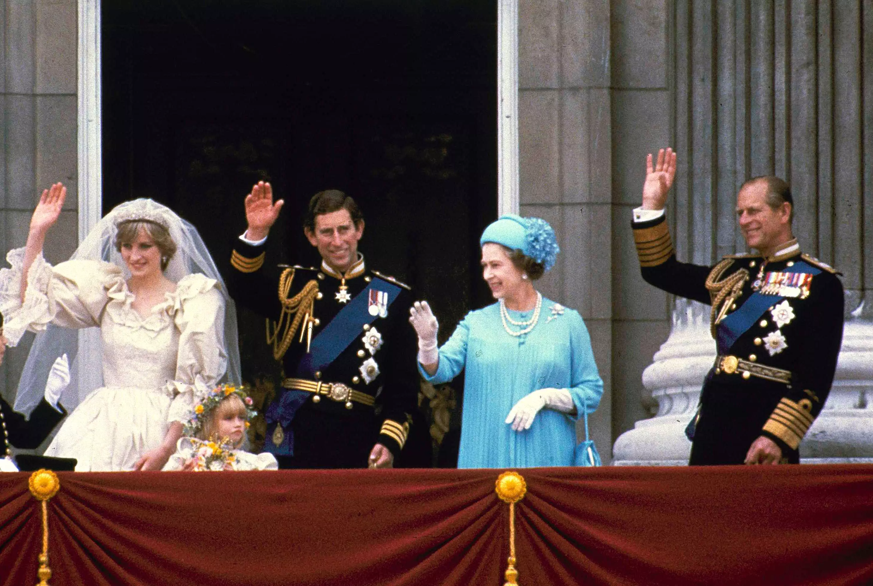 Trou van prins Charles van Engeland en Diana van Wallis Op die foto, van links, Diana van Wallis, Charles van Engeland, koningin Elizabeth II van Engeland en haar man Philip van Engeland, die hertog van Edinburgh, waai vanaf die balkon van Buckingham-paleis, Londen.